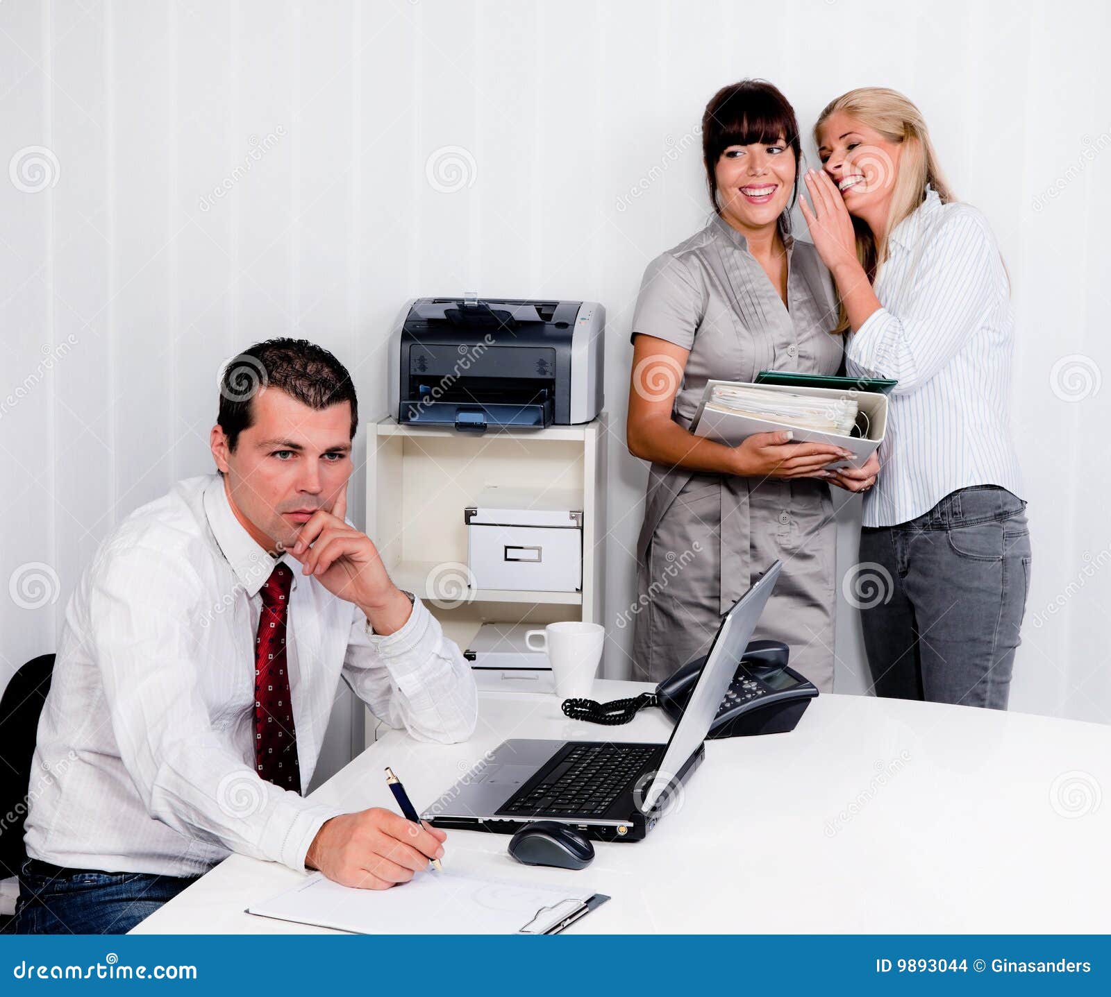 Intimider Au Travail Dans Le Bureau Photo stock - Image du bossage ...
