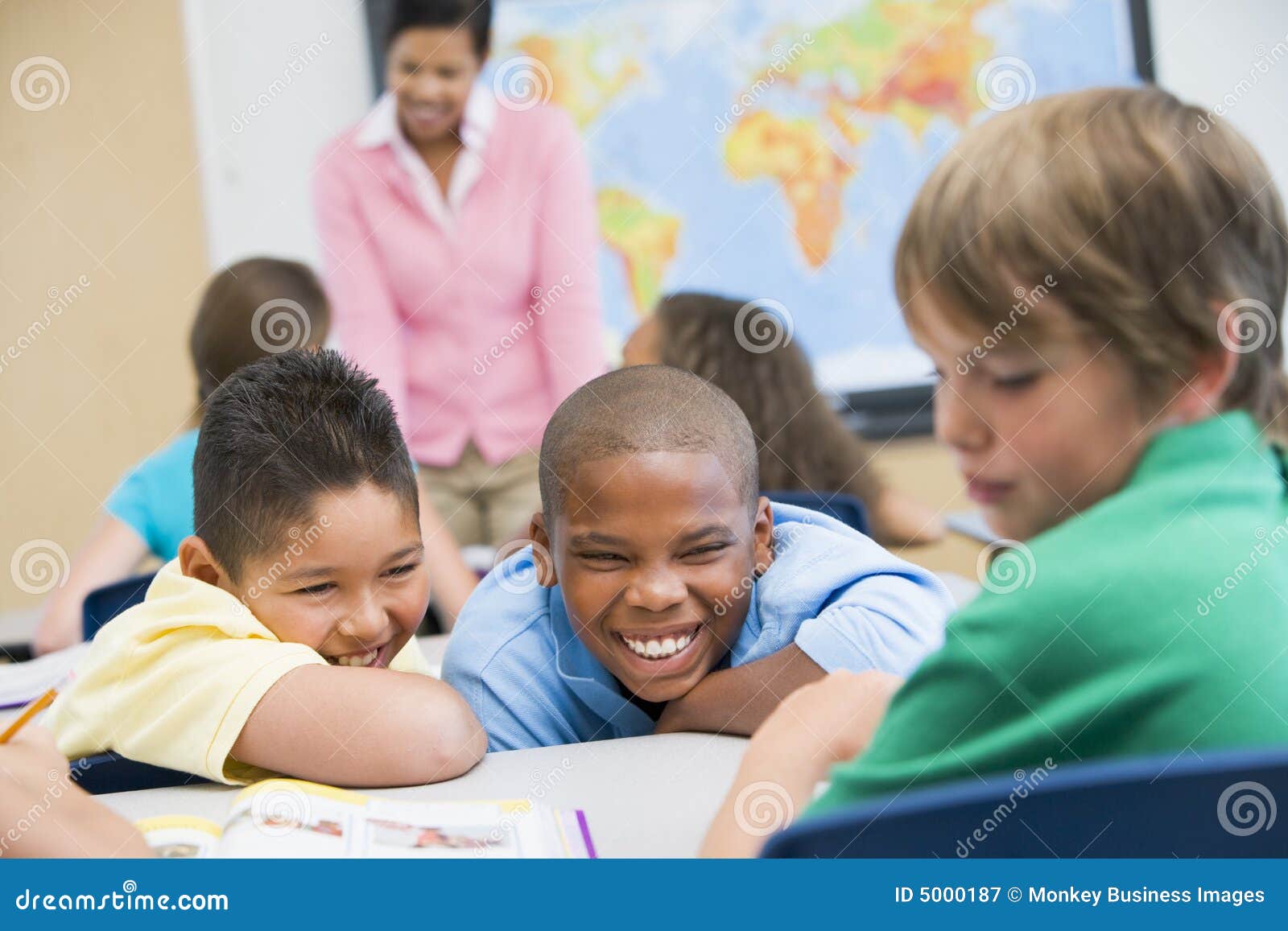 Intimider Dans L'école Primaire Image stock - Image du adulte ...