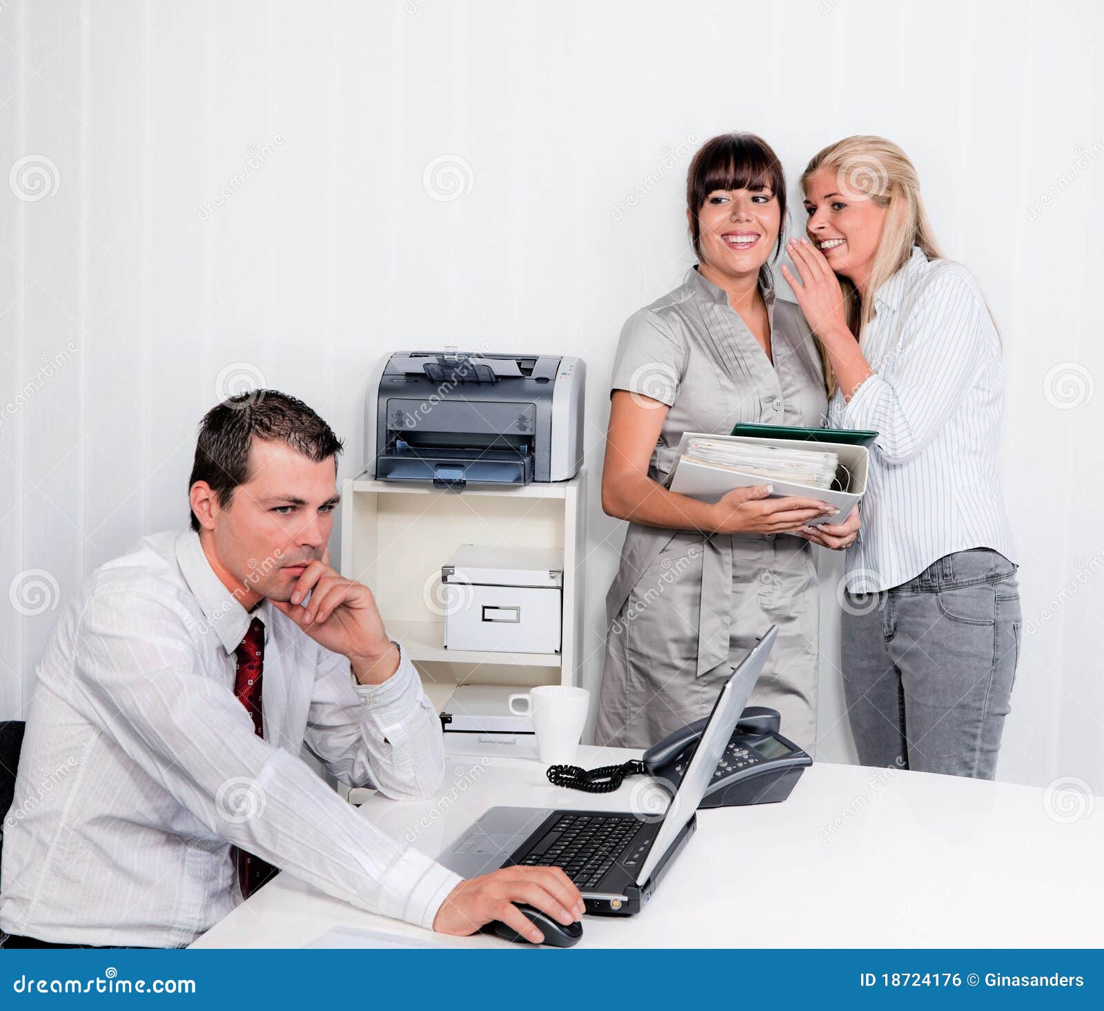 Intimider Dans Le Bureau De Lieu De Travail Photo stock - Image du ...
