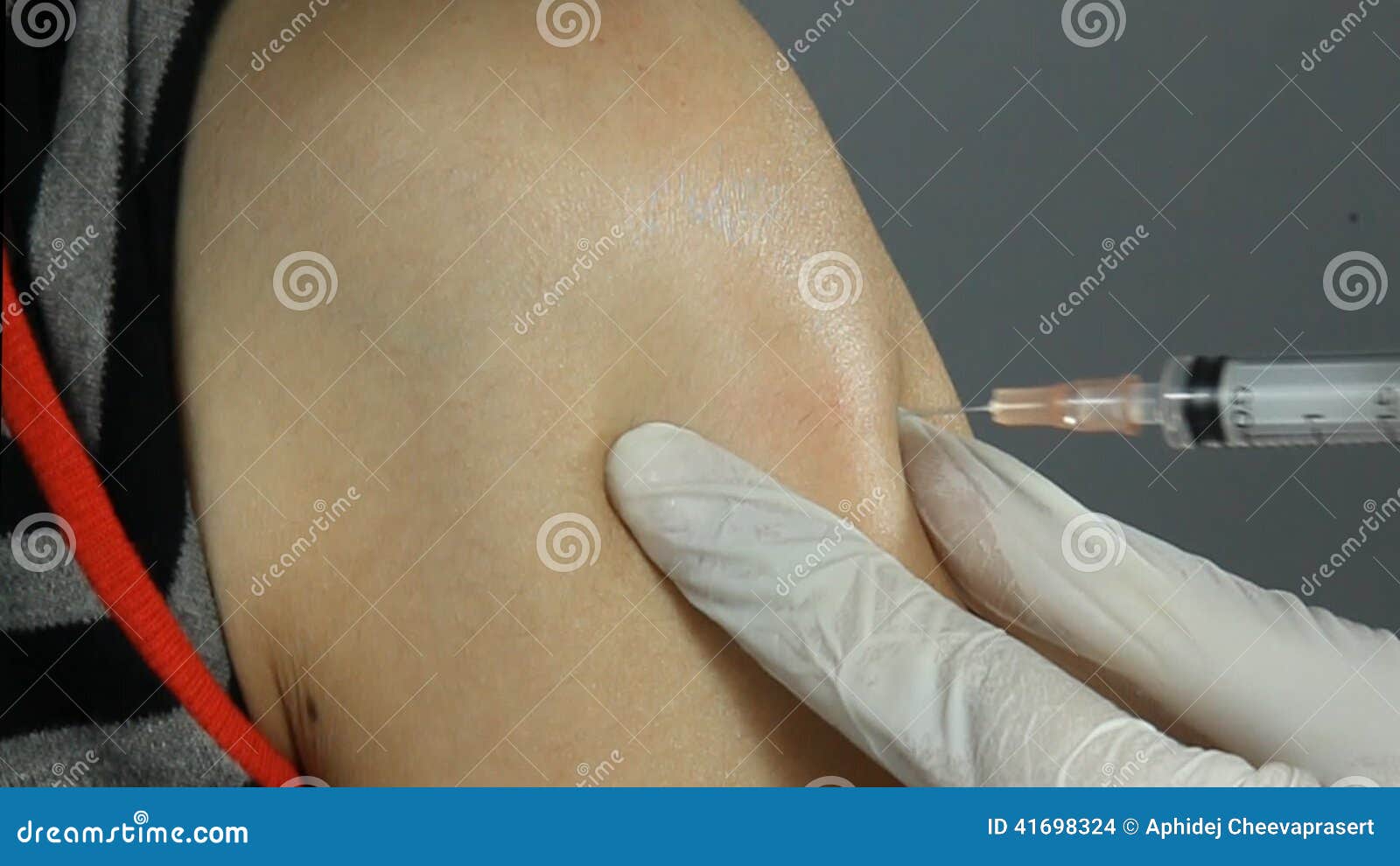 Intramuskuläre Injektion (Impfstoff) Stock Footage - Video von system ...