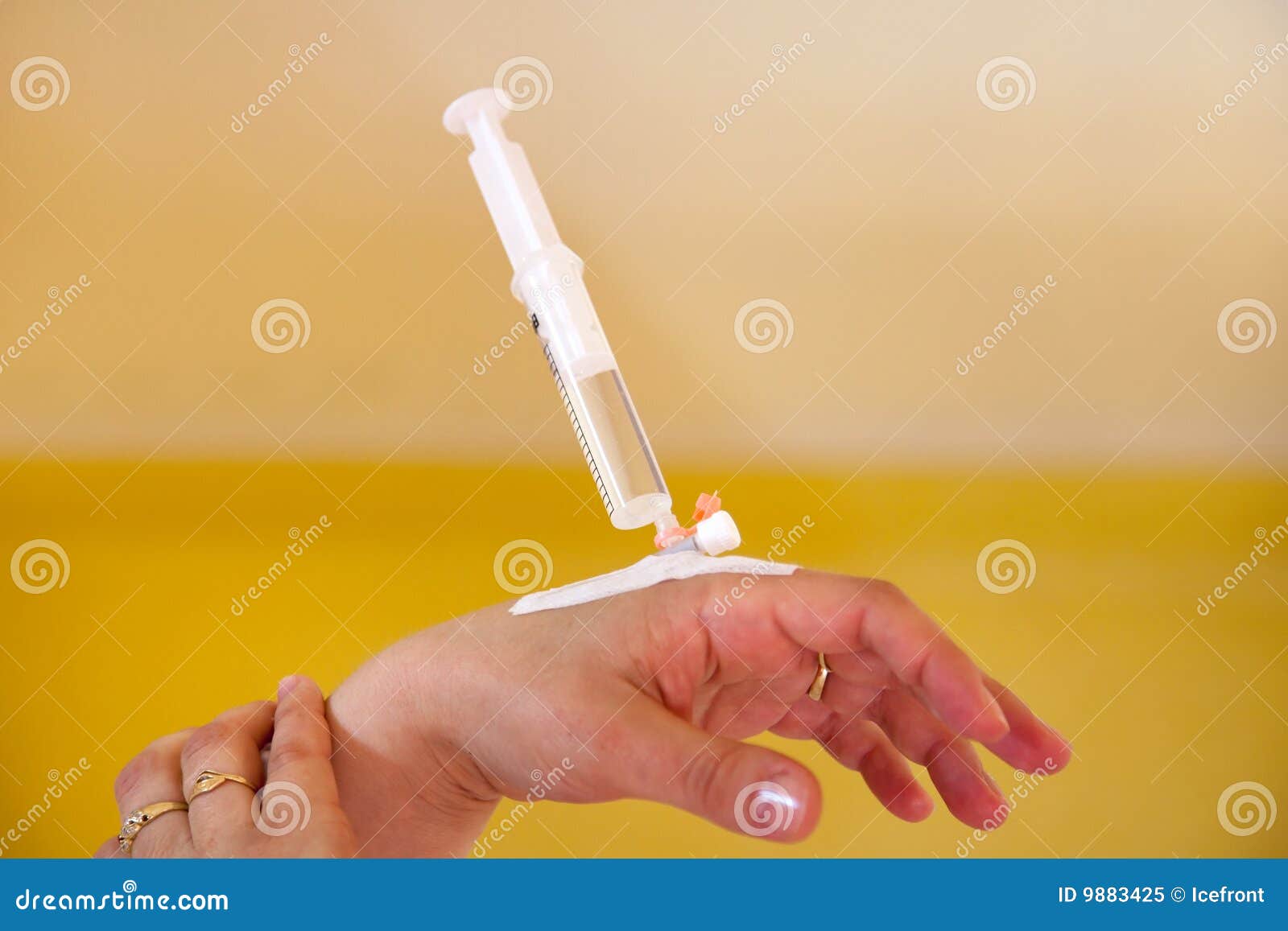 Intravenous calcium dosage stock image. Image of hand - 9883425