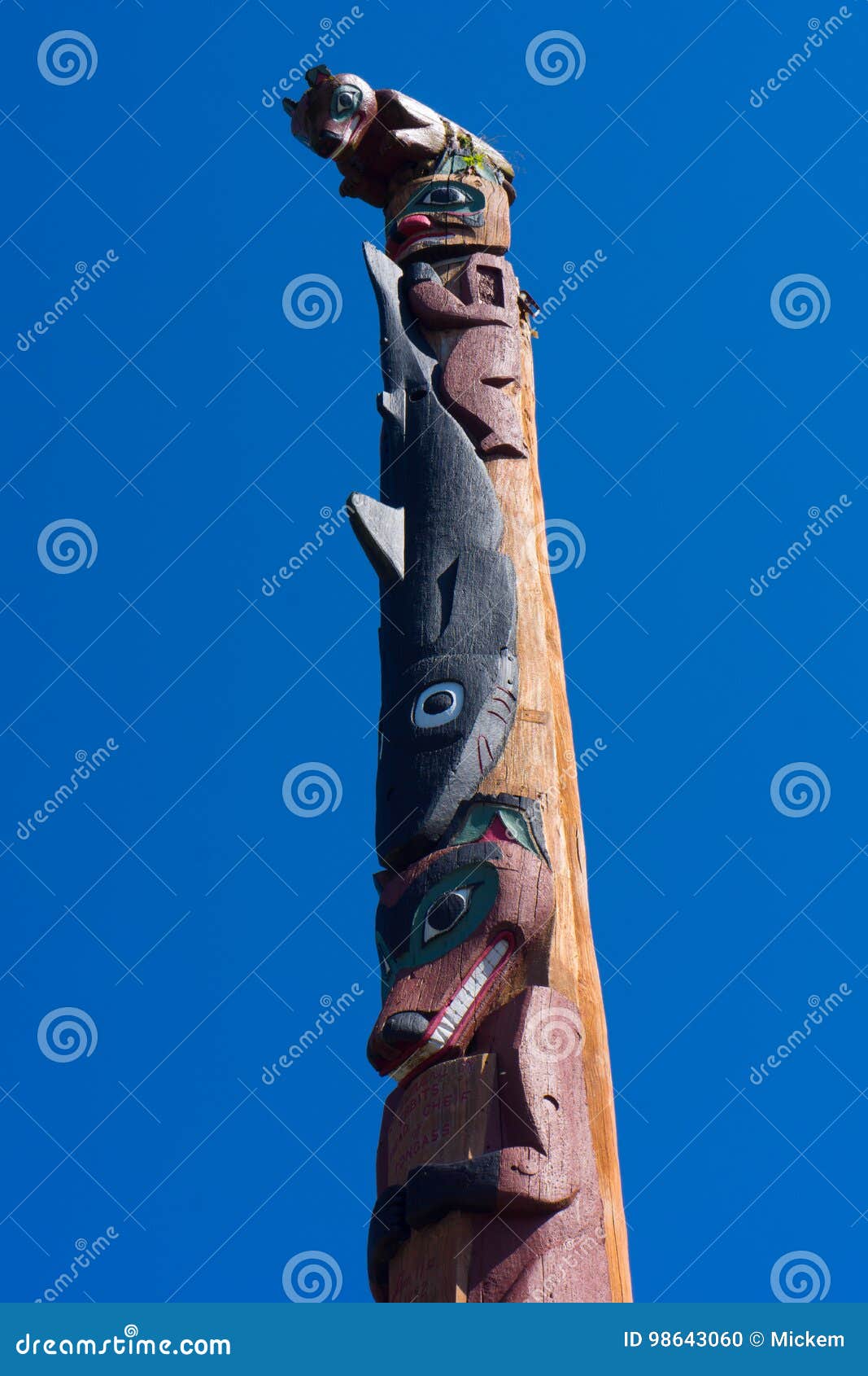 Inuit de Alaska do totem foto de stock. Imagem de cedro - 98643060