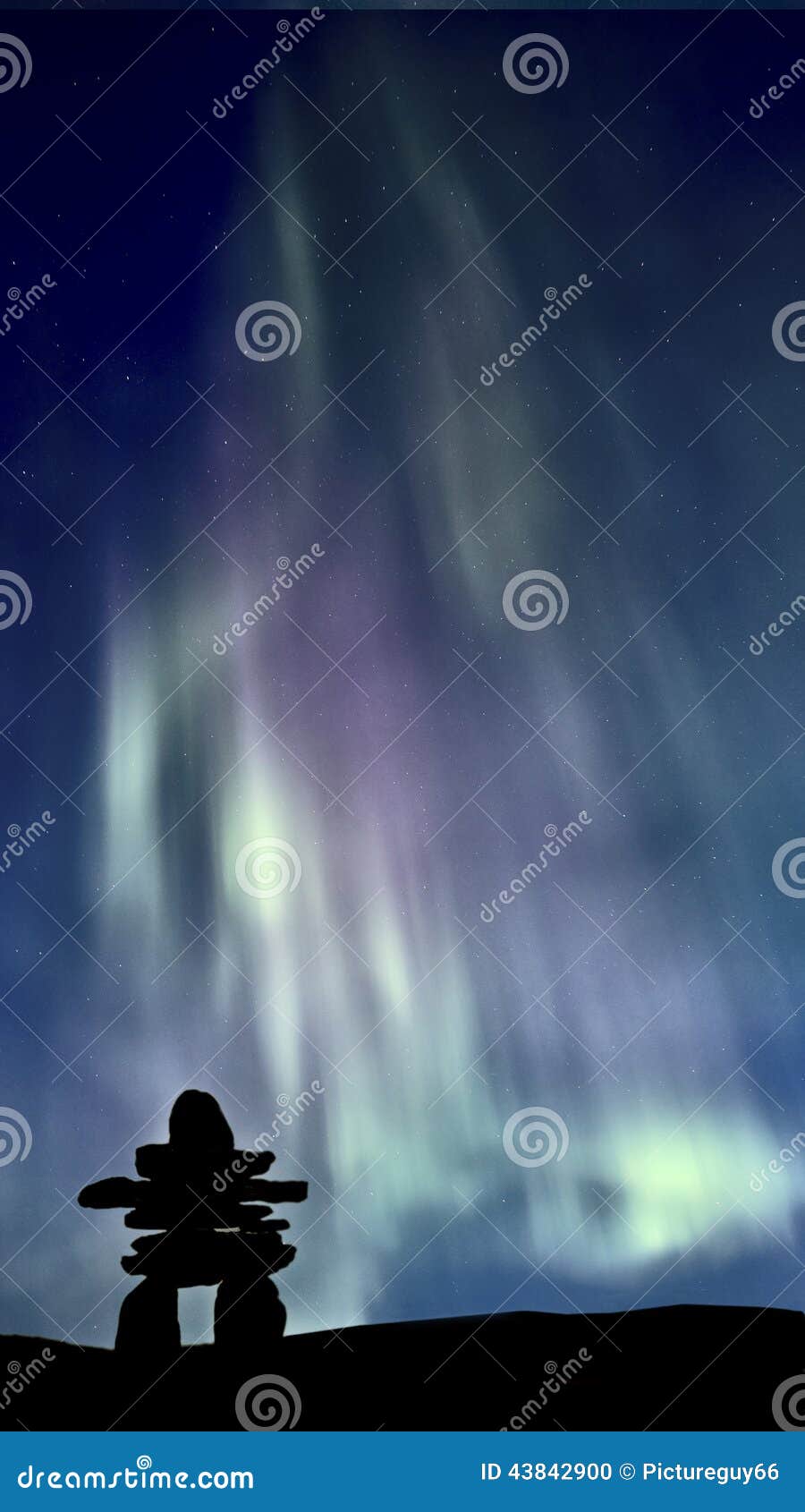 Inukshuk y aurora boreal foto de archivo. Imagen de rural - 43842900