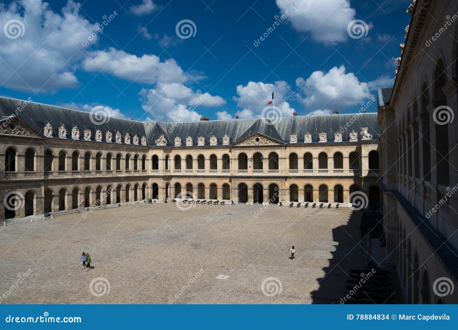 Invalides Paris Dos Les Do Hospital Foto de Stock - Imagem de nuvens ...