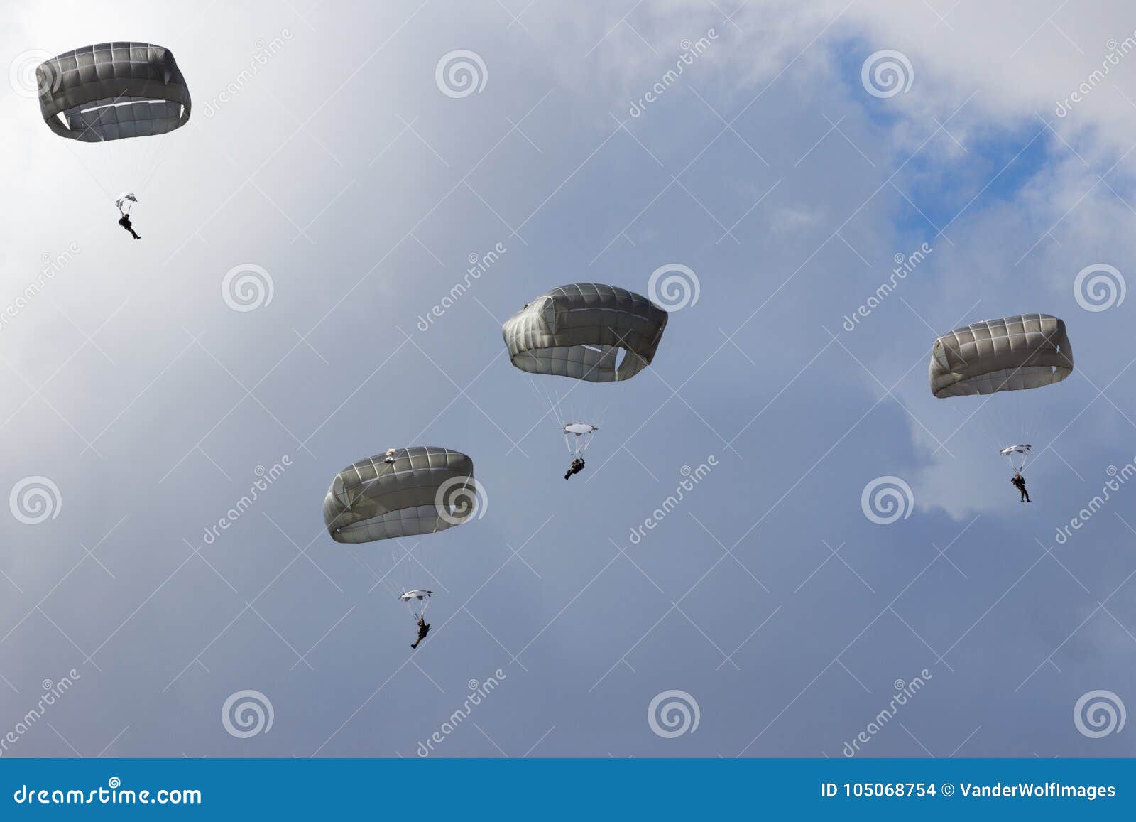 Invasion Militaire De Parachutistes Photo stock - Image du guerre ...