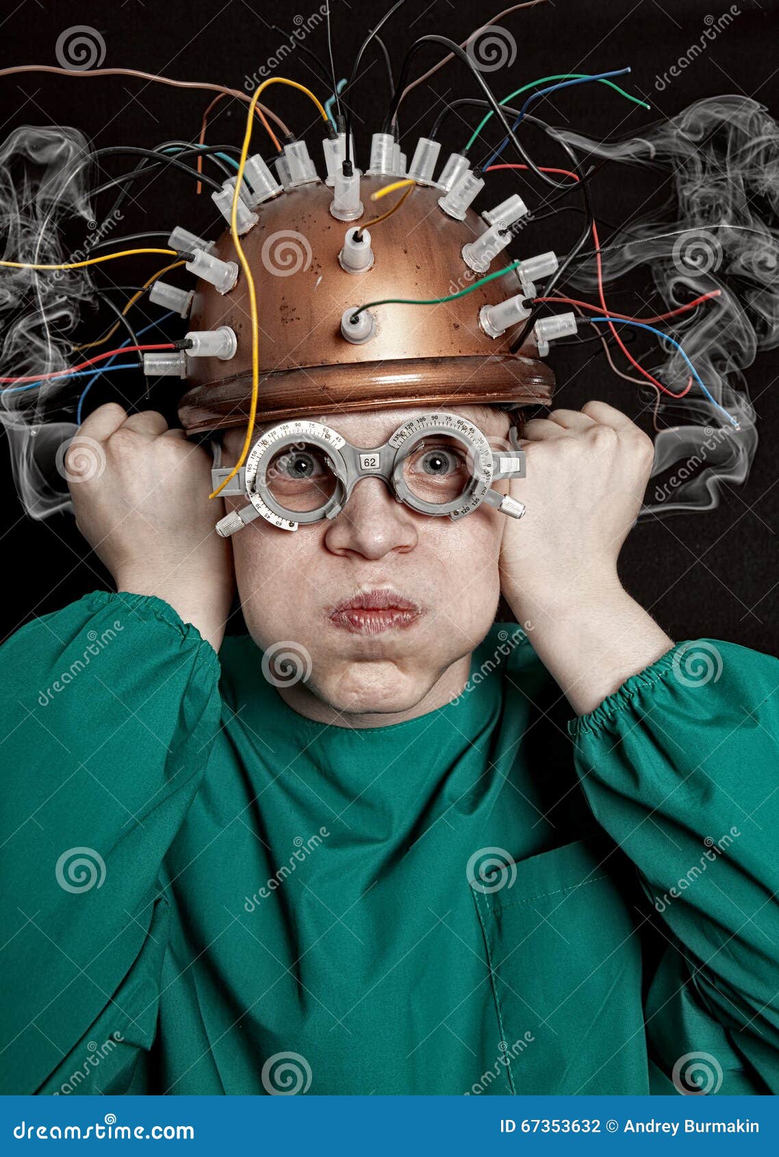 Inventor loco con el casco foto de archivo. Imagen de gente - 67353632