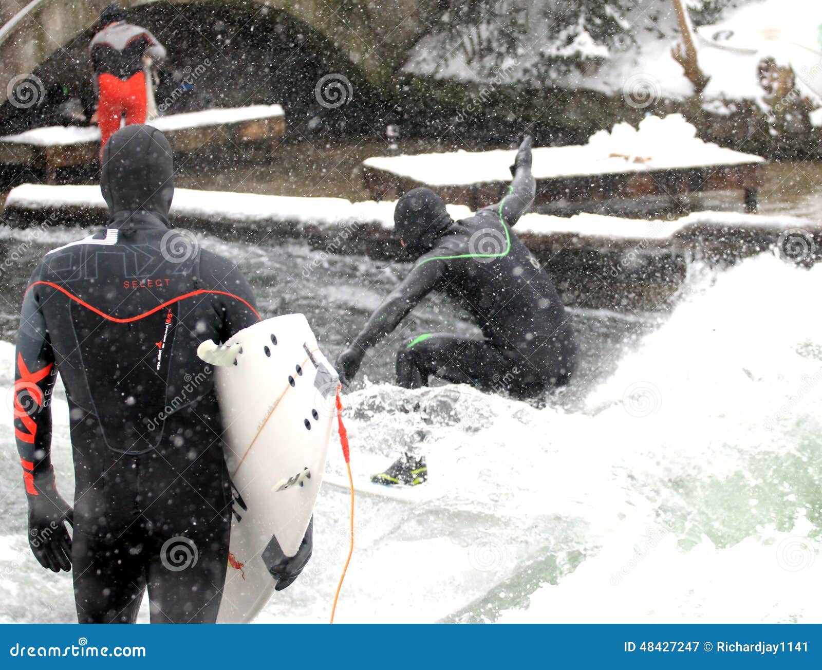 Inverno Che Pratica Il Surfing a Monaco Di Baviera Fotografia ...