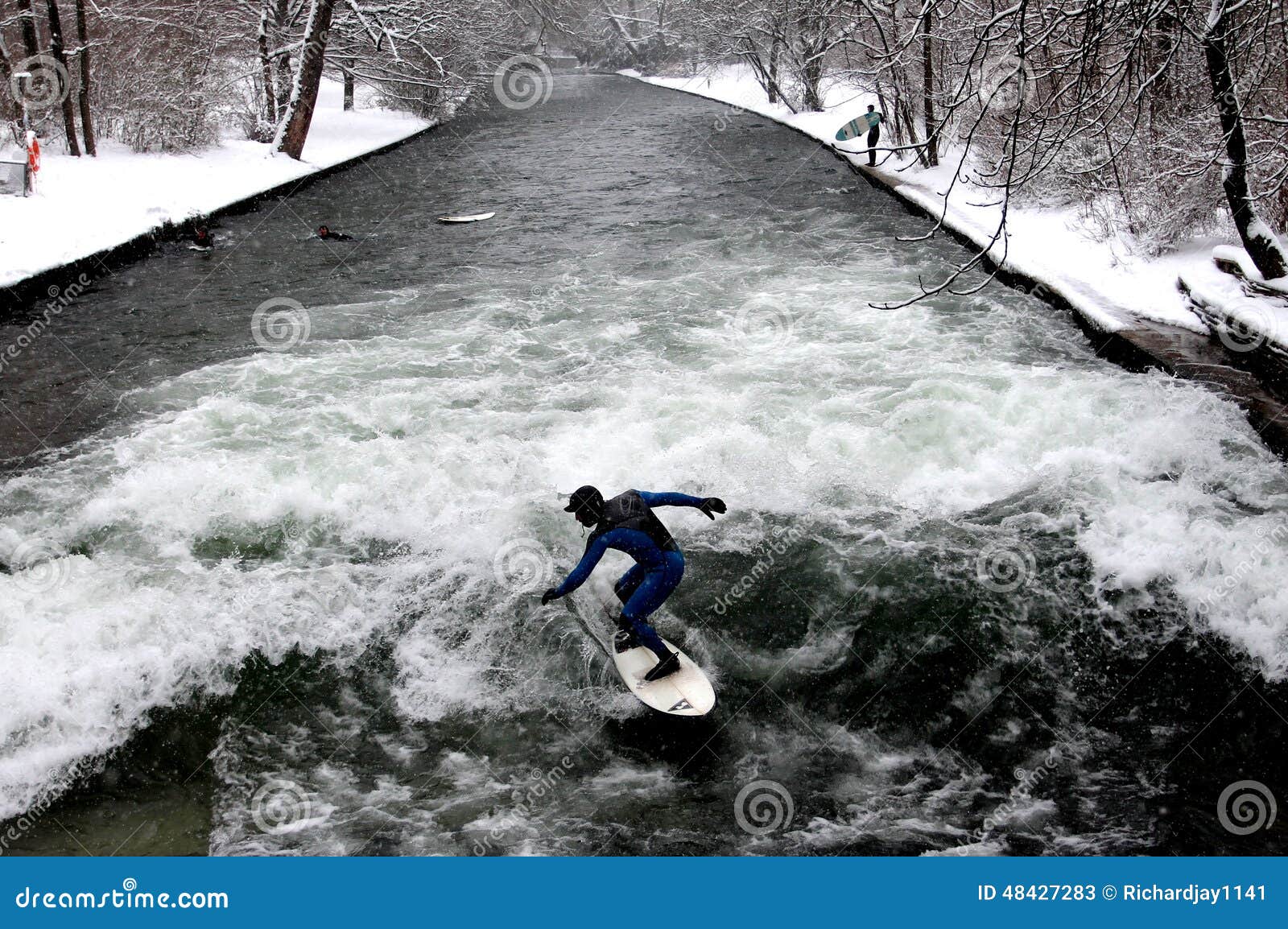 Inverno Che Pratica Il Surfing a Monaco Di Baviera Fotografia Stock ...