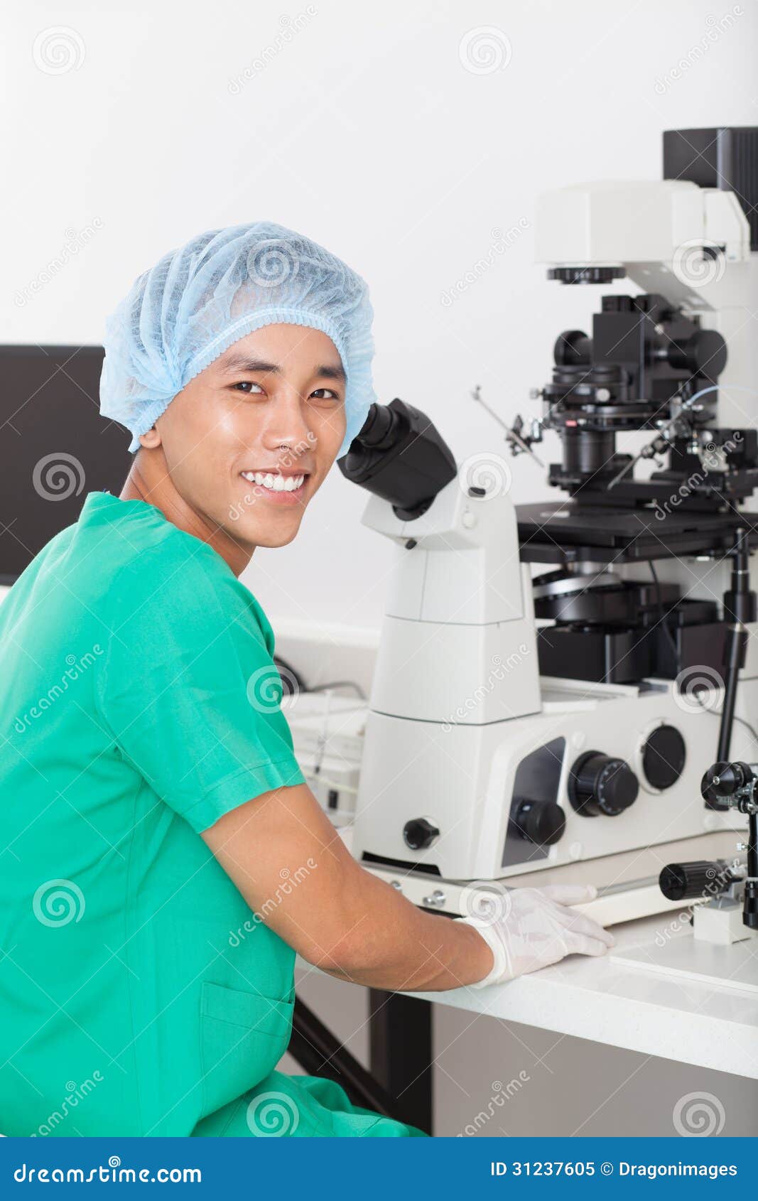 Investigador hermoso imagen de archivo. Imagen de dispositivo - 31237605