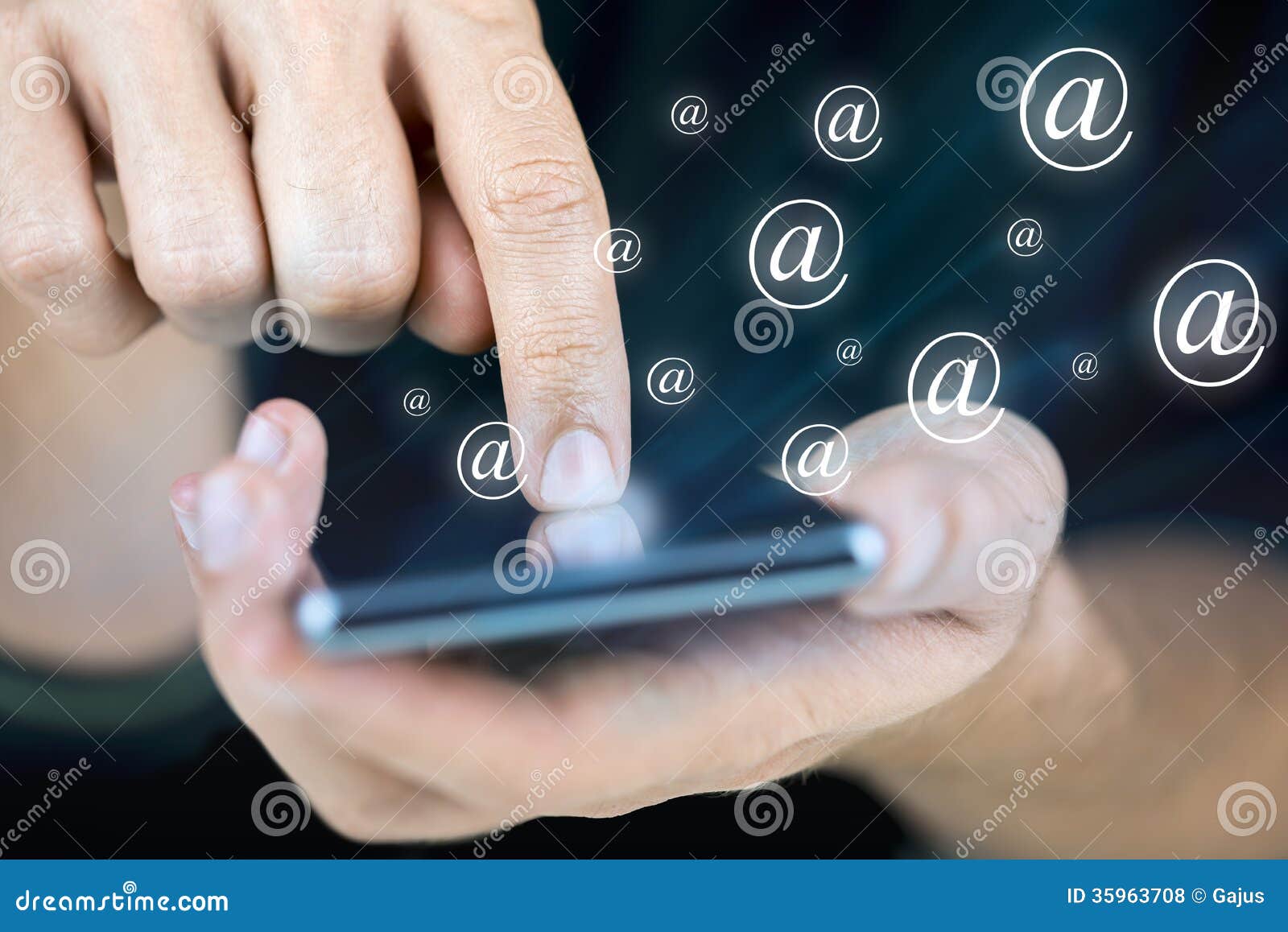 Invio Del Email Sul Telefono Cellulare Fotografia Stock - Immagine di ...