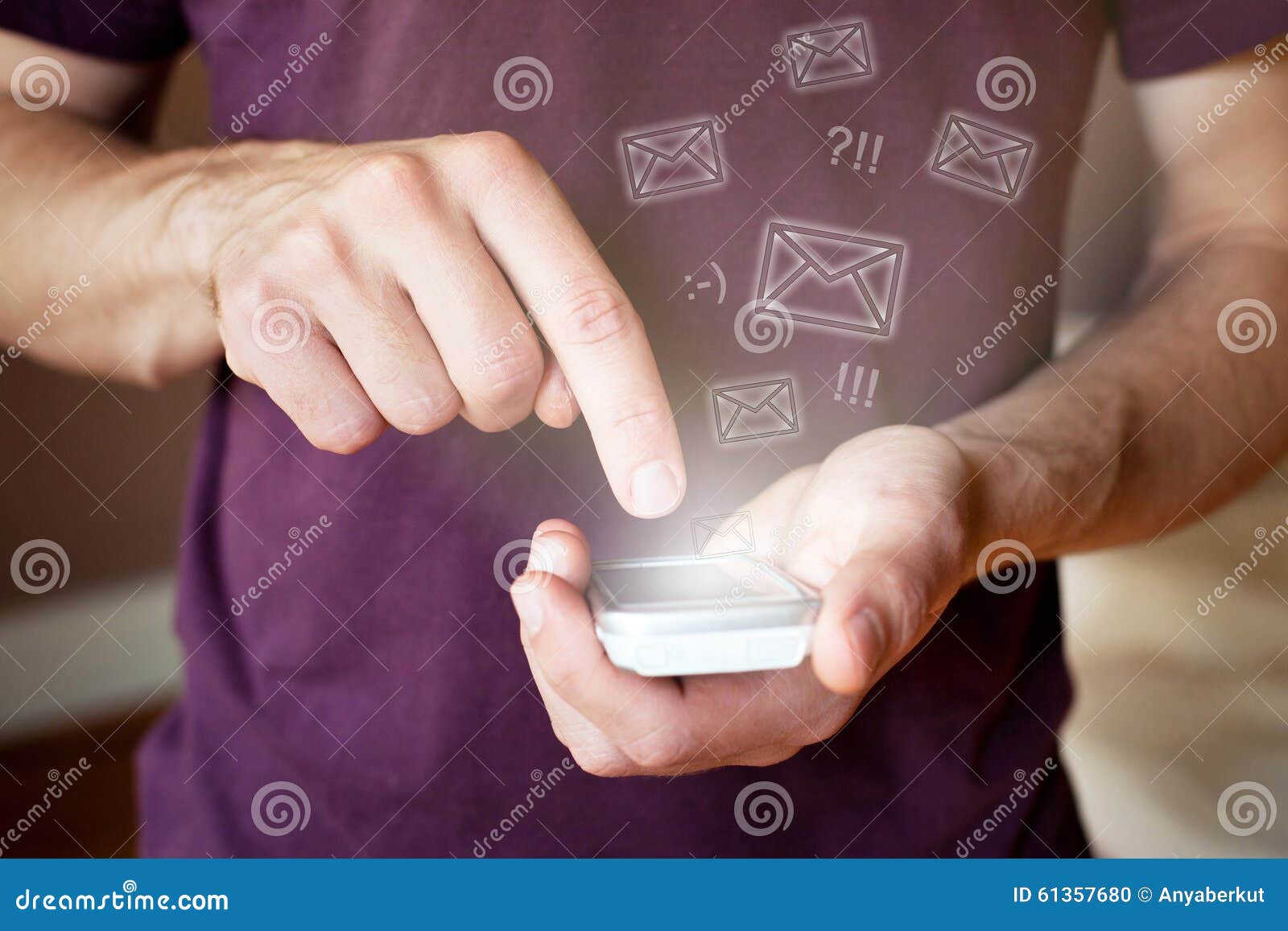 Invio I Messaggi, Gli Sms E Dei Email Fotografia Stock - Immagine di ...