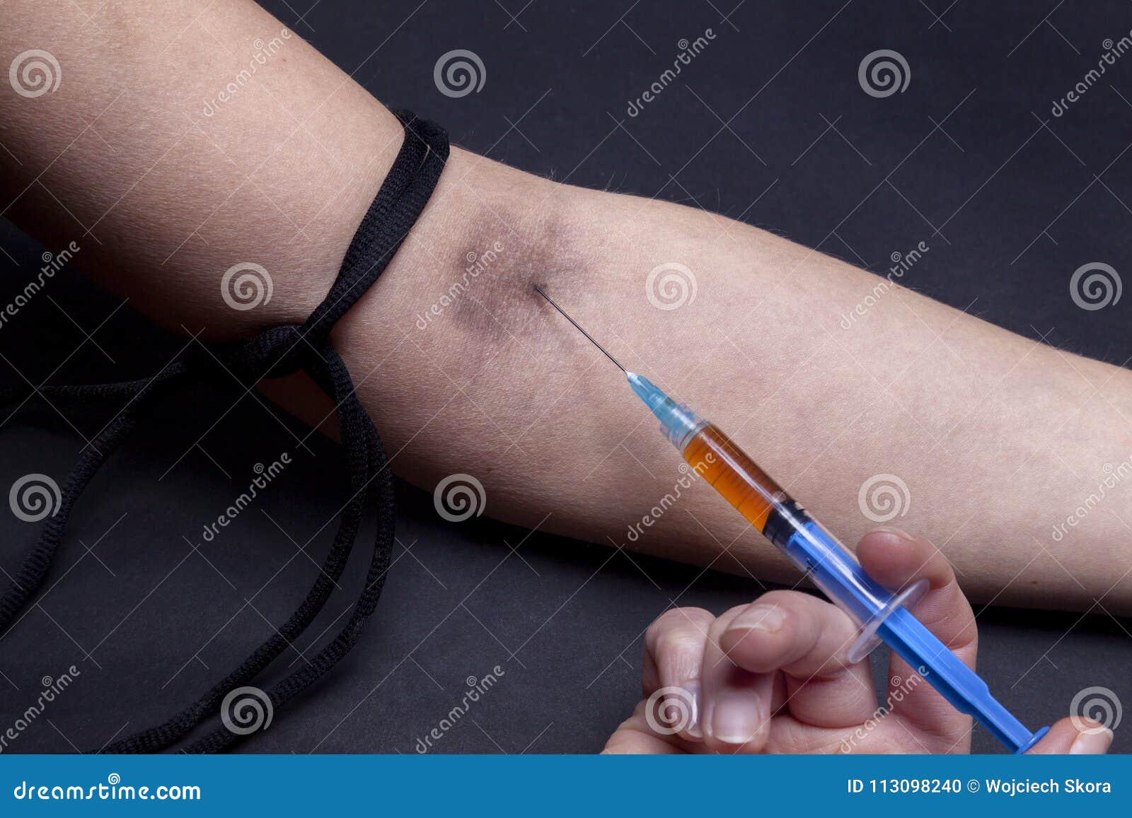 Inyectando Las Drogas Con Una Jeringuilla En Un Brazo Vien Foto de ...