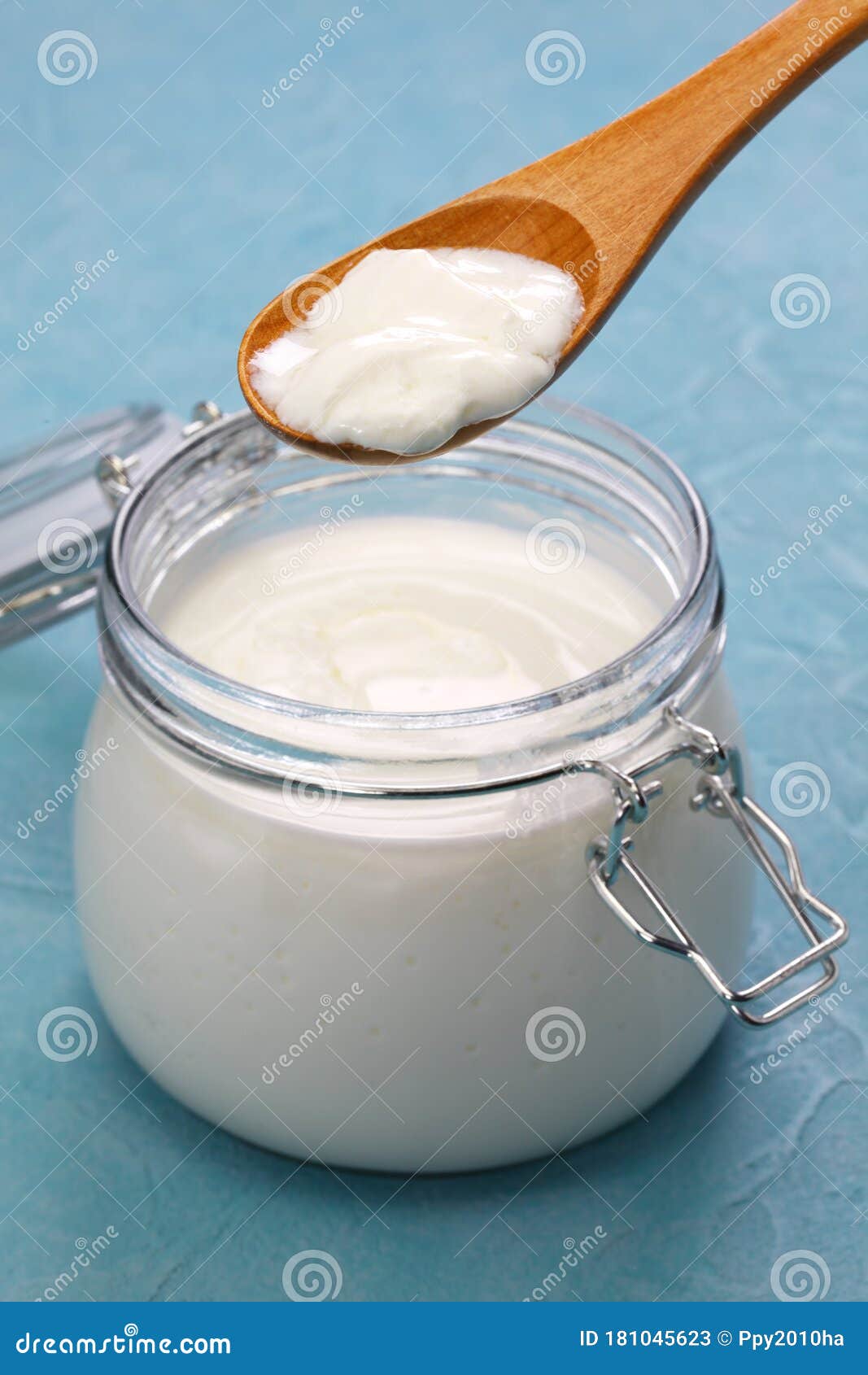 Iogurte kefir caseiro imagem de stock. Imagem de leite - 181045623