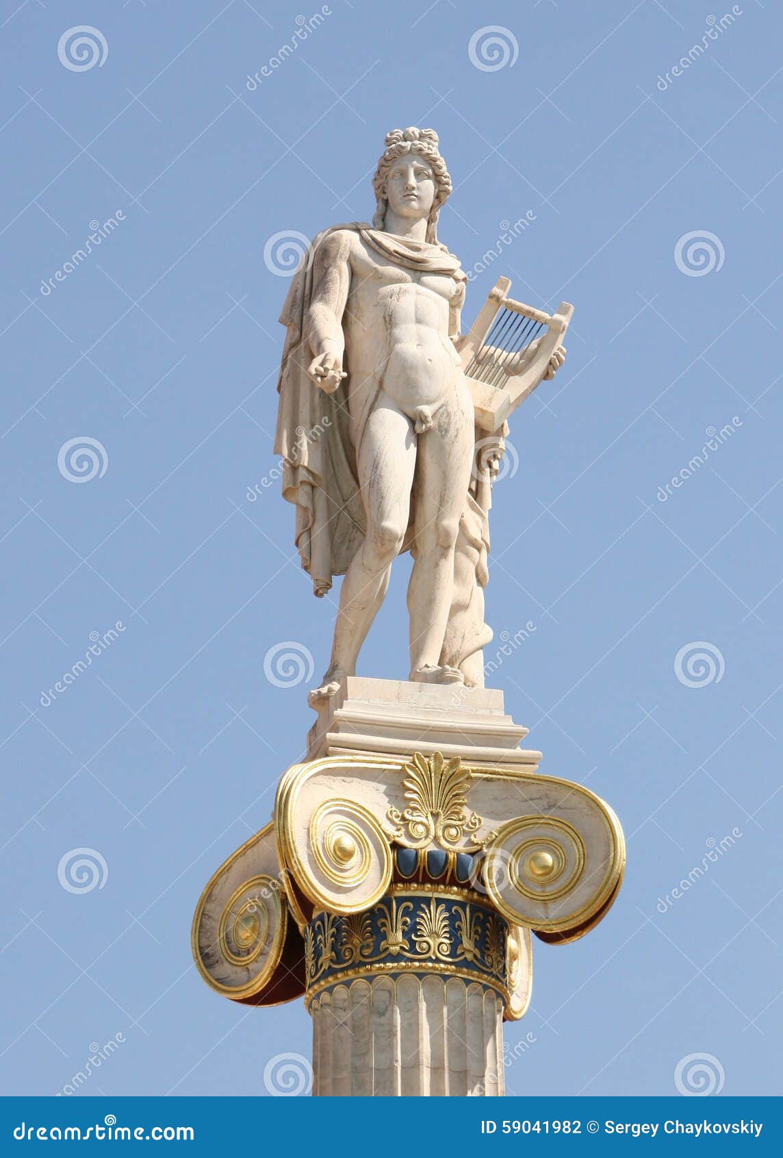 Ionische Kolom Met Een Standbeeld Van Apollo Stock Foto - Image of ...