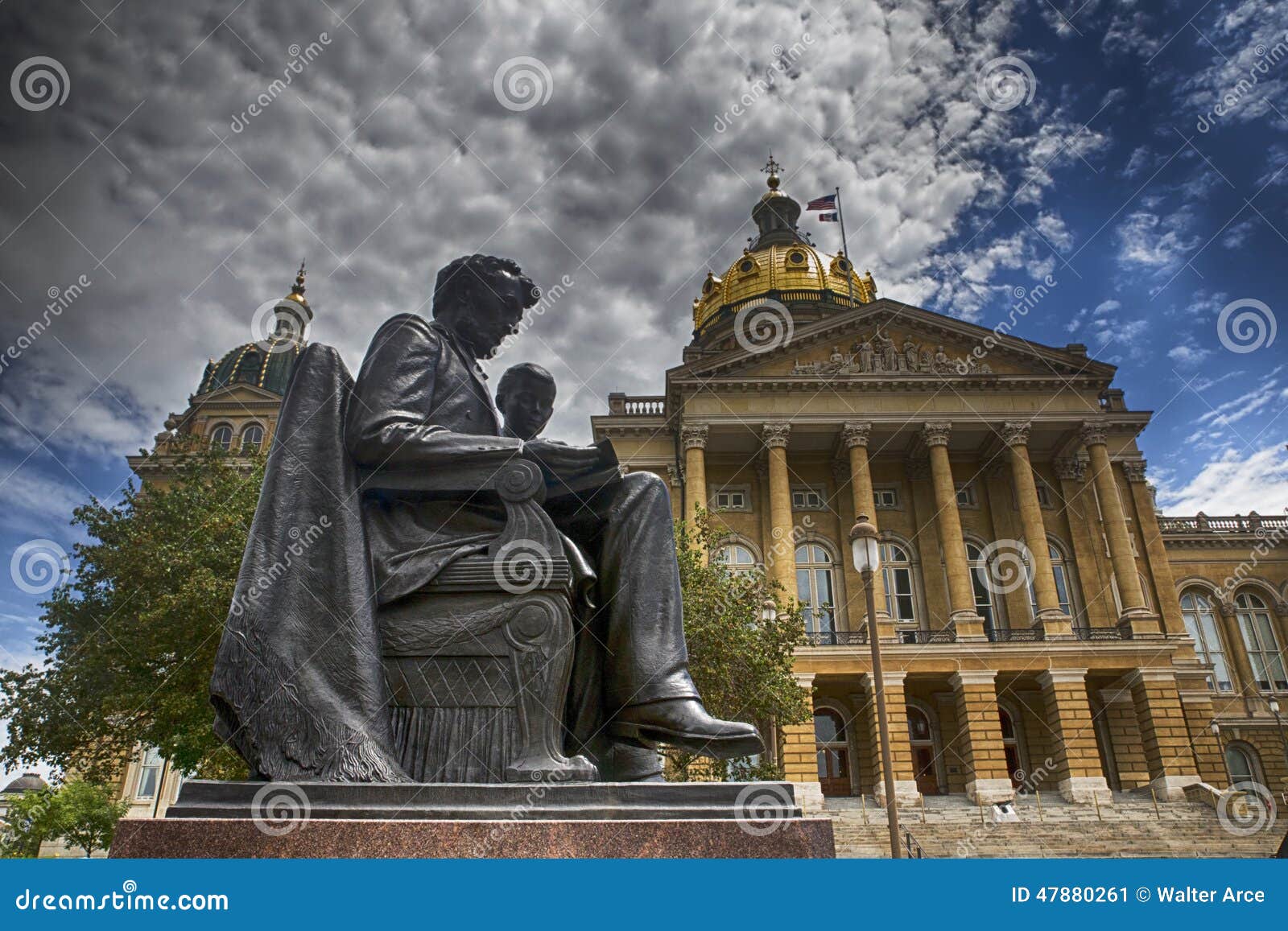 Iowa State Capitol editorial photo. Image of dome, flag - 47880261