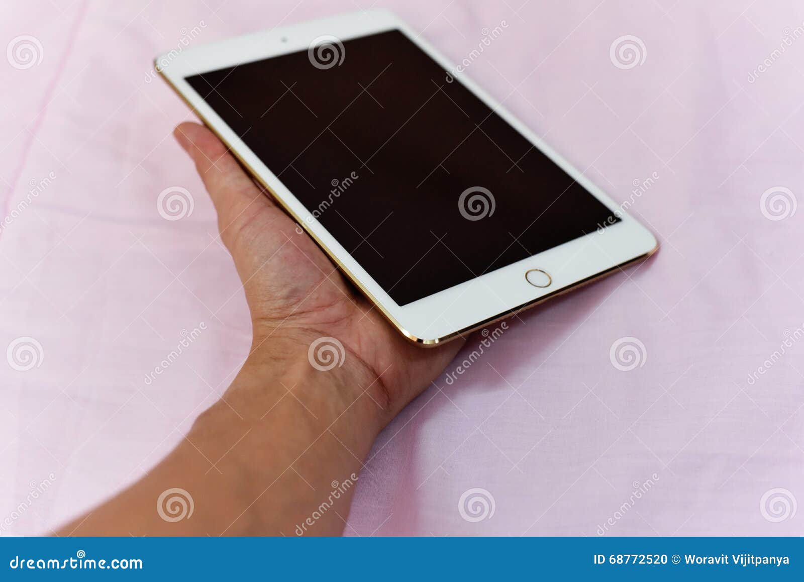 Ipad in hand editorial image. Image of mini4, ipad2, mobile - 68772520