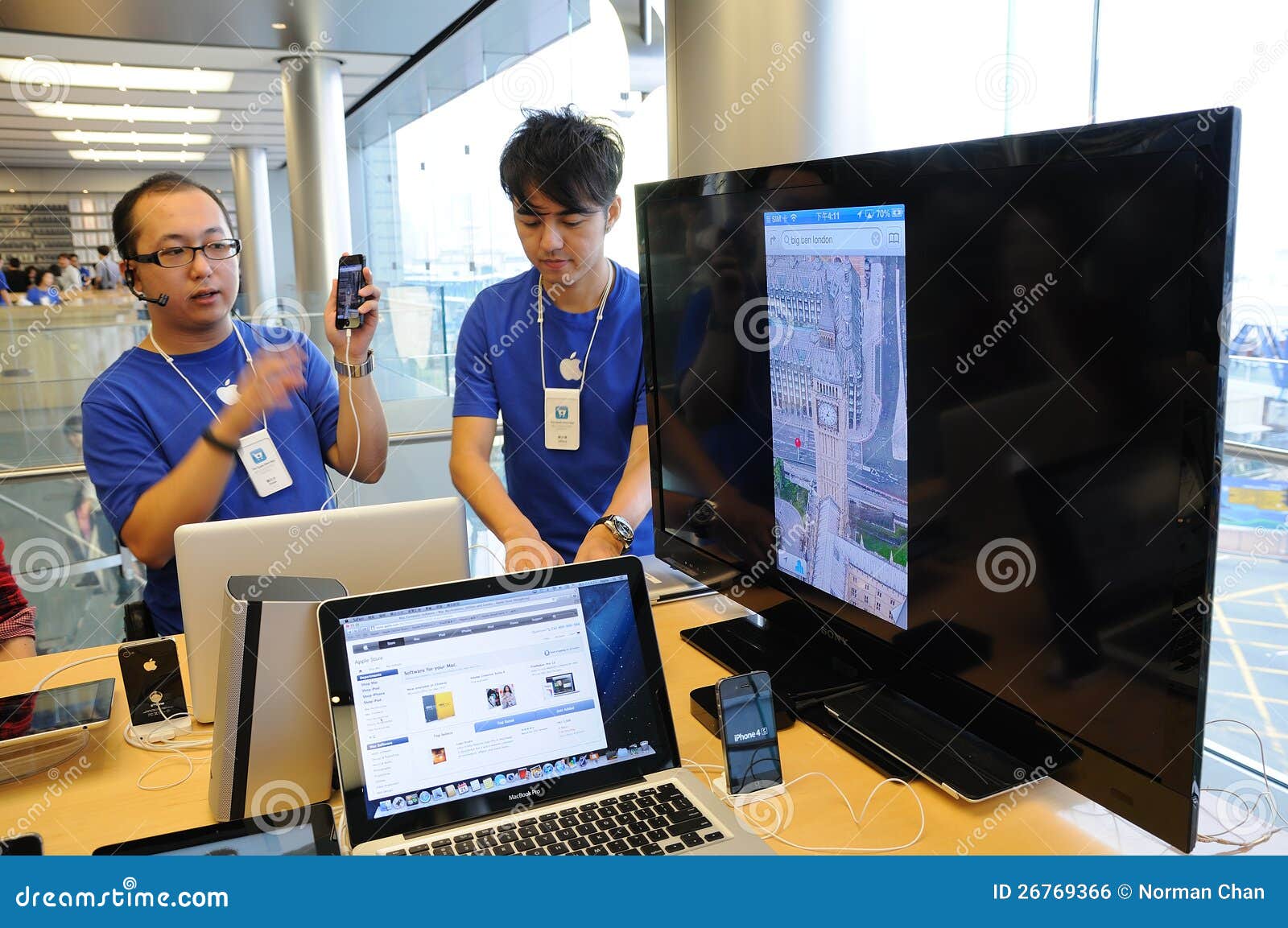 IPhone 5 Trainer in Apple Store Editorial Photo - Image of hong ...