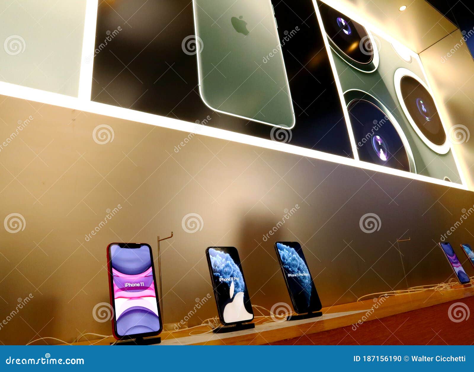 IPhone 11 Inside the Apple Store Editorial Image - Image of ...
