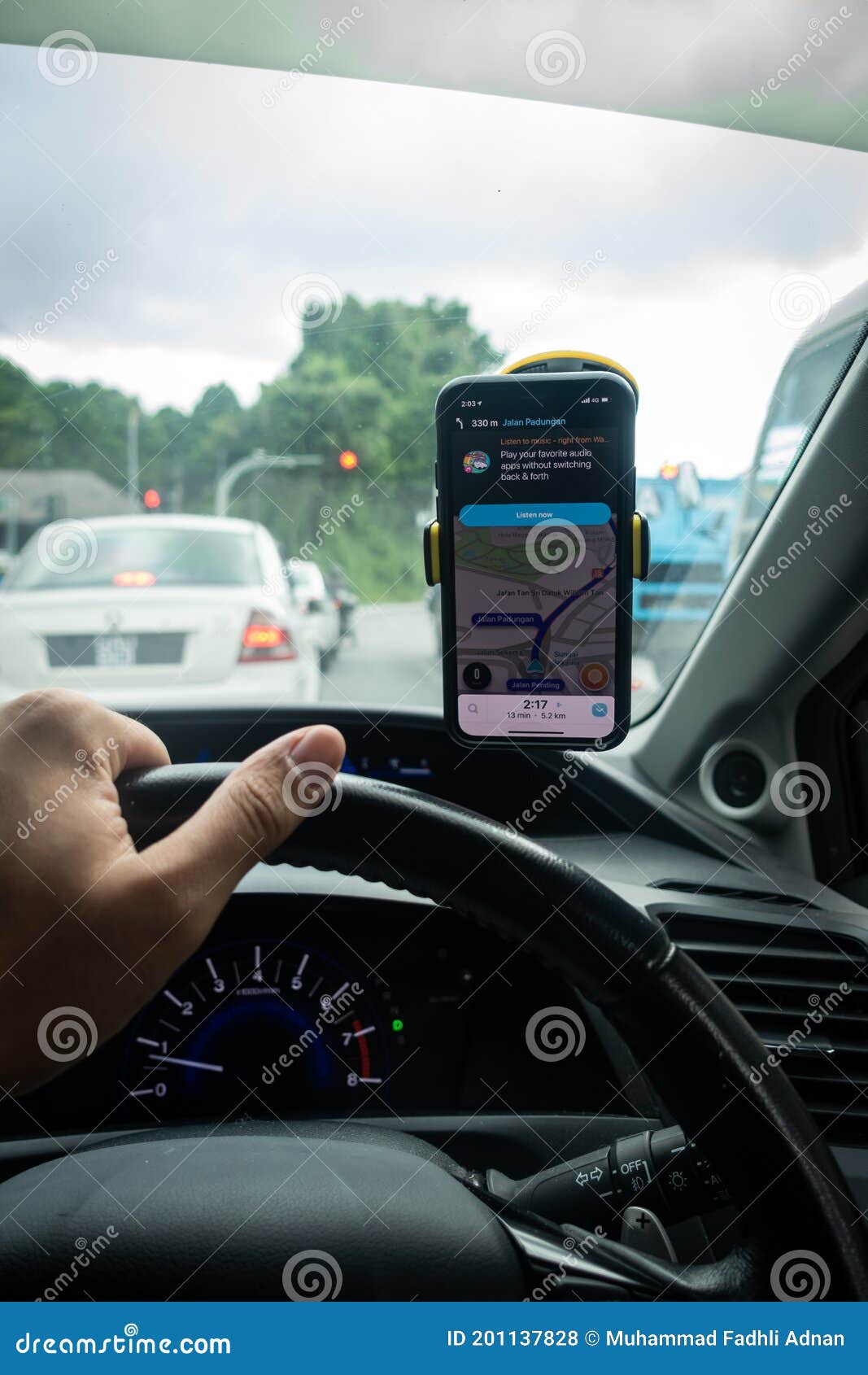 Waze apps editorial stock photo. Image of hand, presentation - 201137828