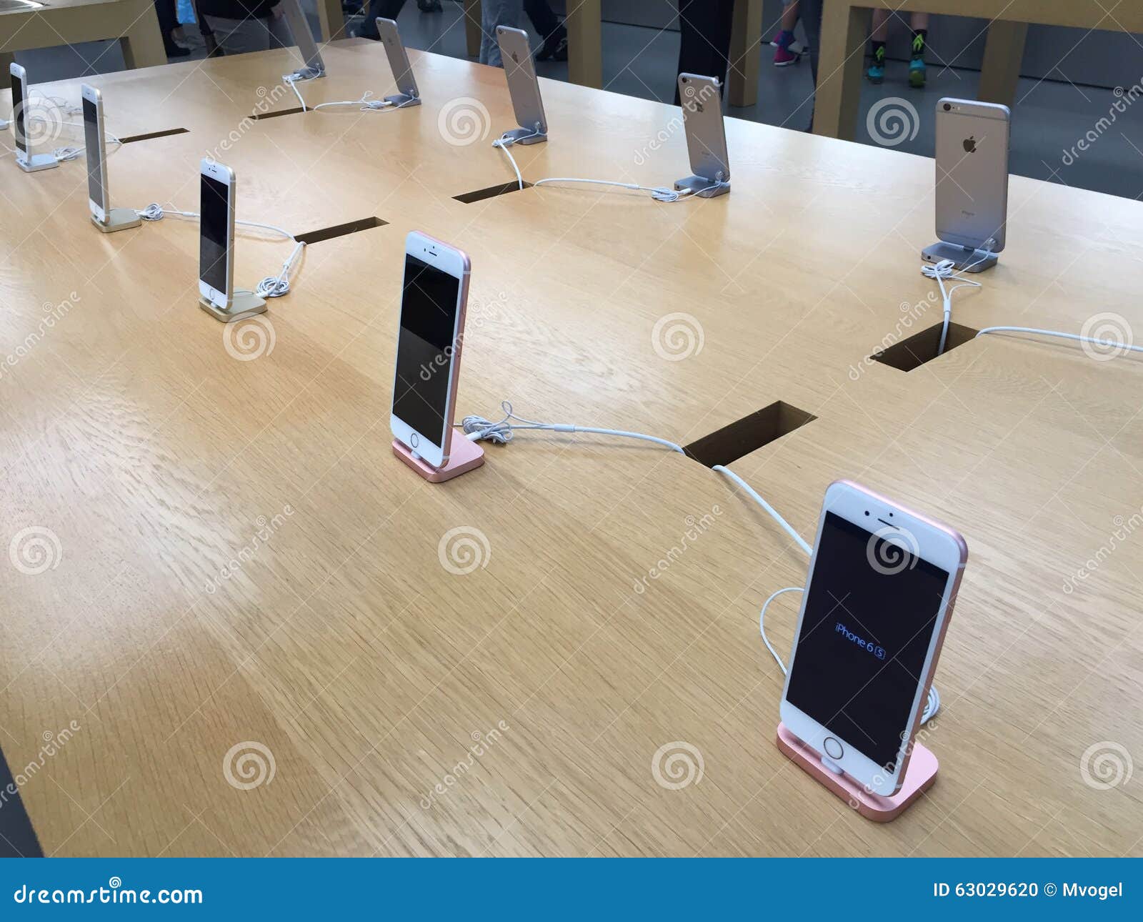 IPhones at the Apple Store editorial image. Image of store - 63029620