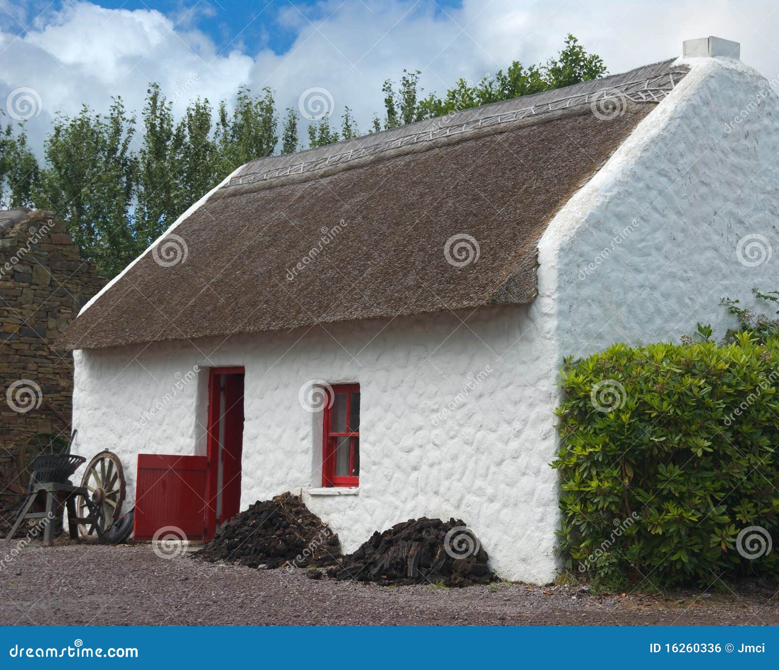 Irish Thatched Cottage stock photo. Image of room, pile - 16260336