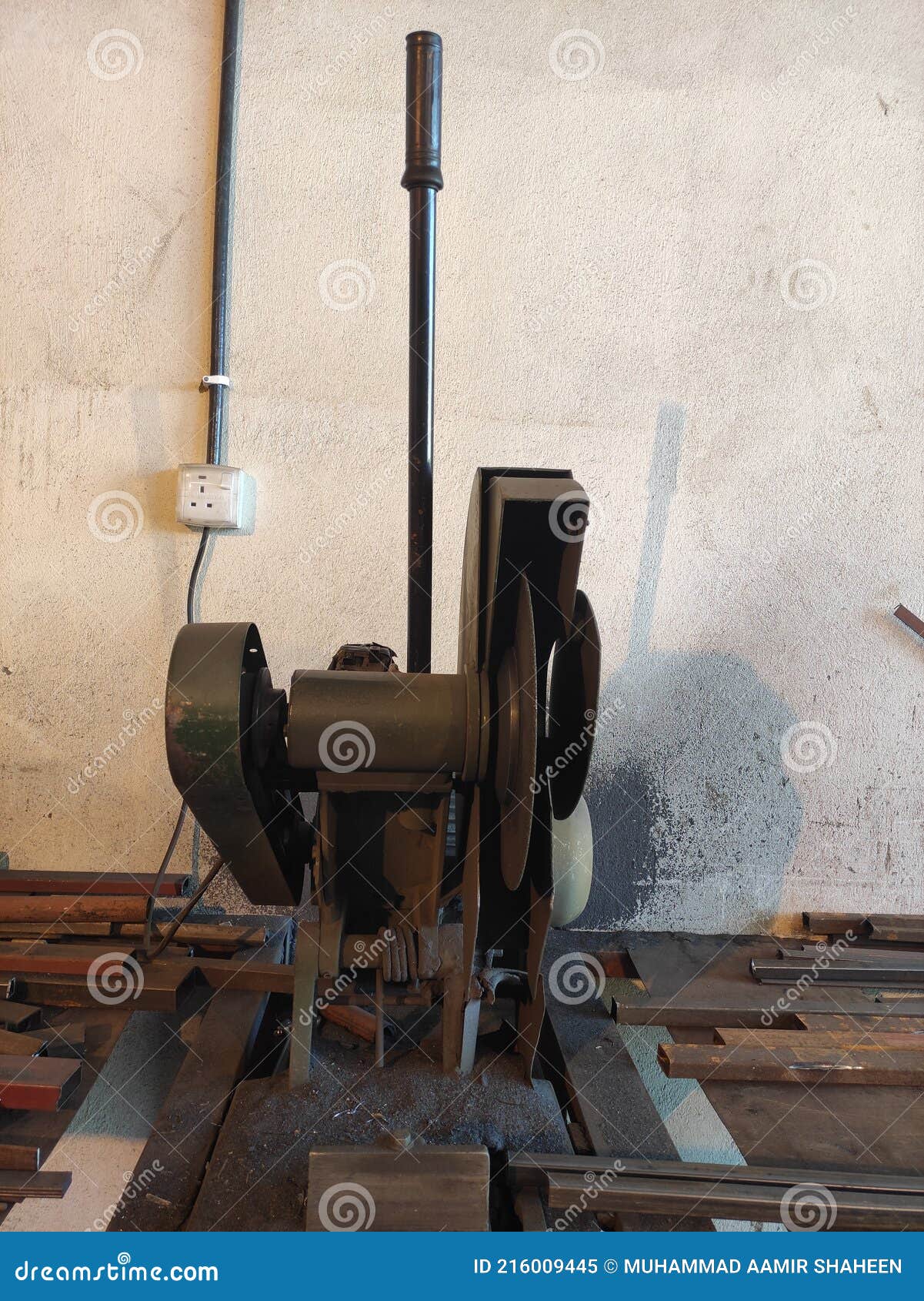 Iron Bar Cutter Royalty-Free Stock Photography | CartoonDealer.com #1400033