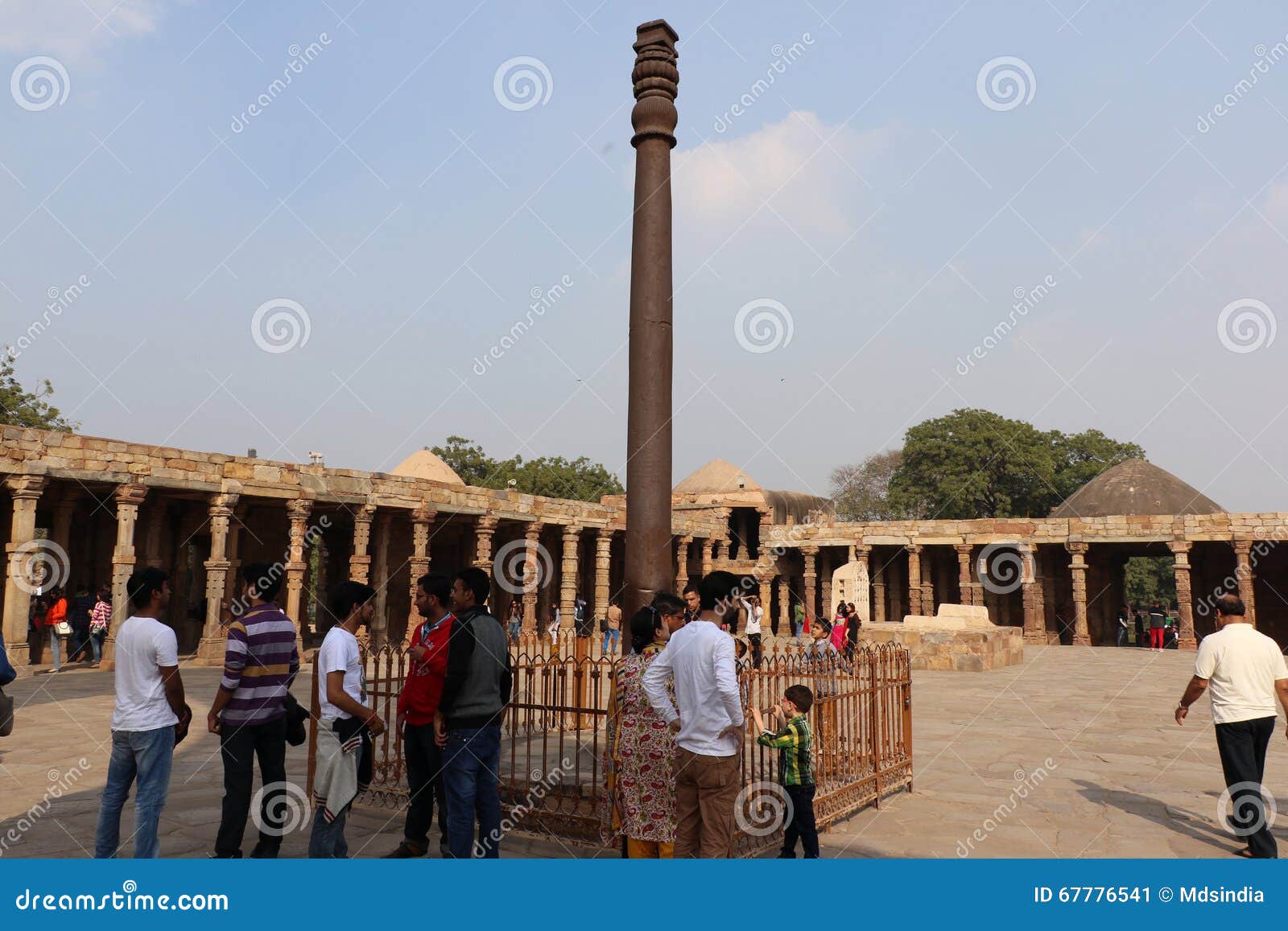 Iron Pillar of Delhi editorial photo. Image of sandstone - 67776541