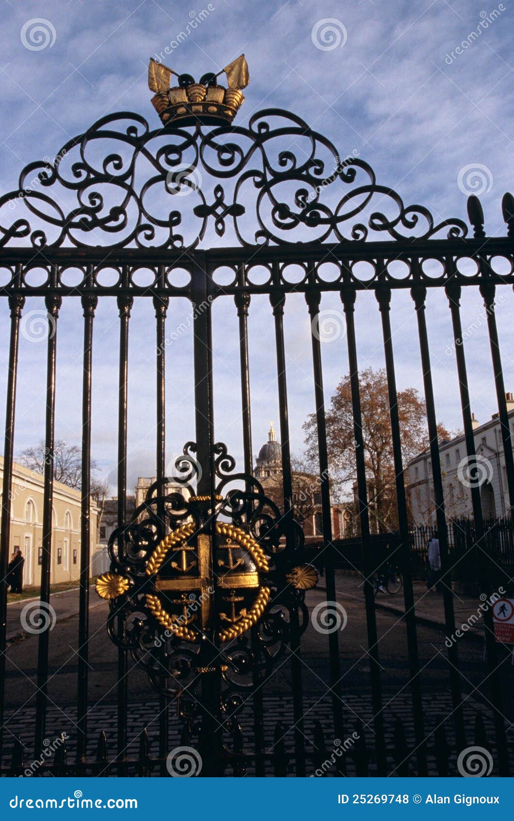 Golden gates of the royal palace tripadvisor - upfclip
