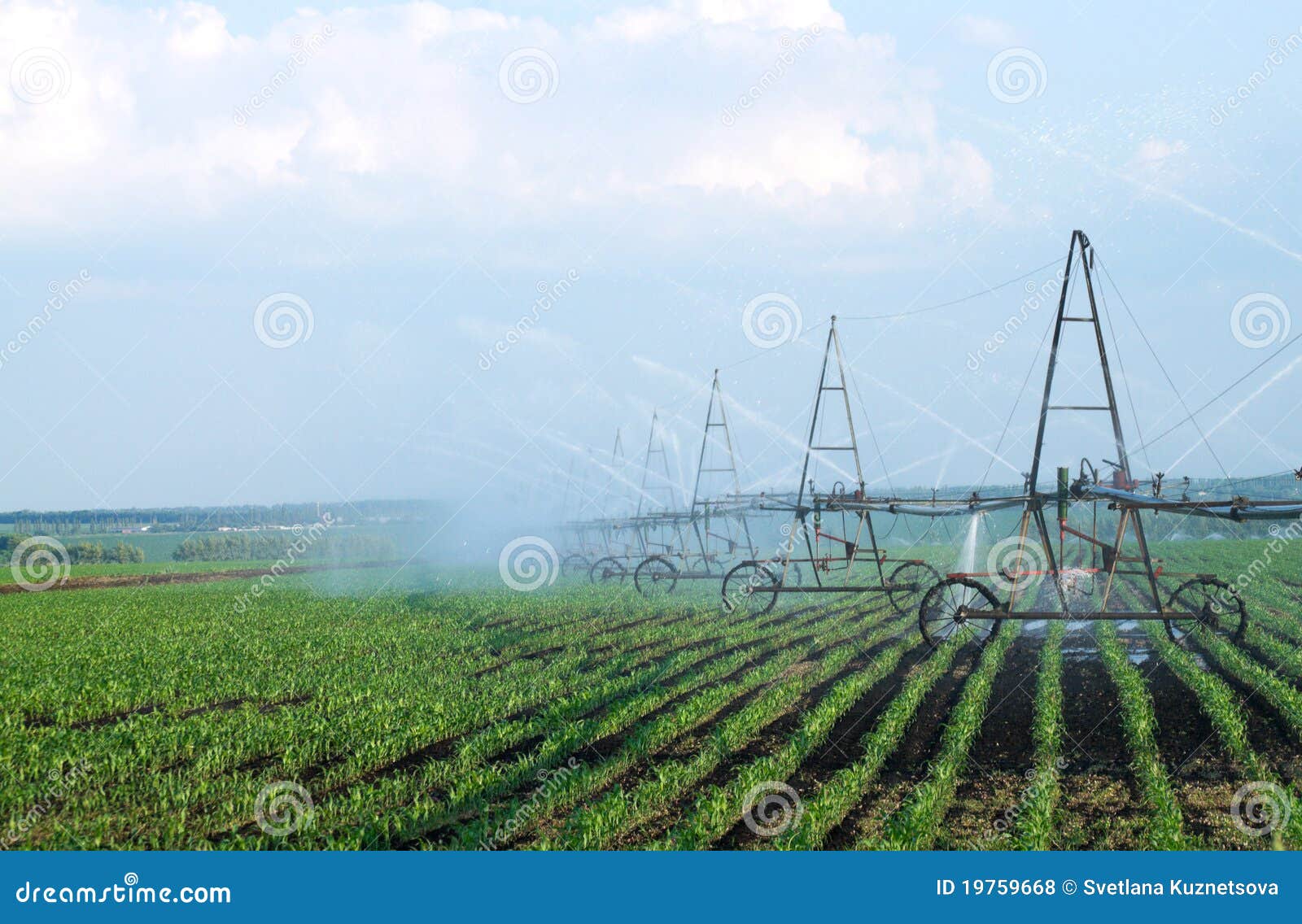 Irrigatie van gebieden stock foto. Image of hemel, installatie - 19759668