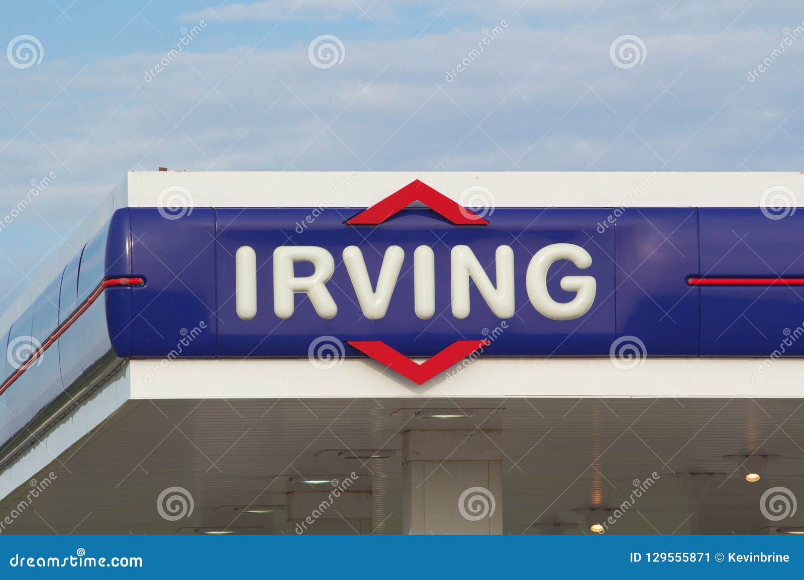 Irving Gas Station Sign foto editorial. Imagen de industrial - 129555871
