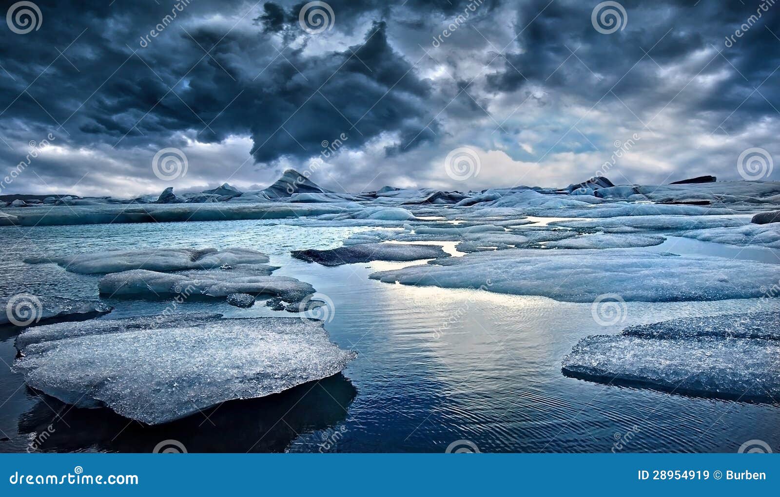 Isberg Mot Den Stormiga Skyen Fotografering för Bildbyråer - Bild av ...
