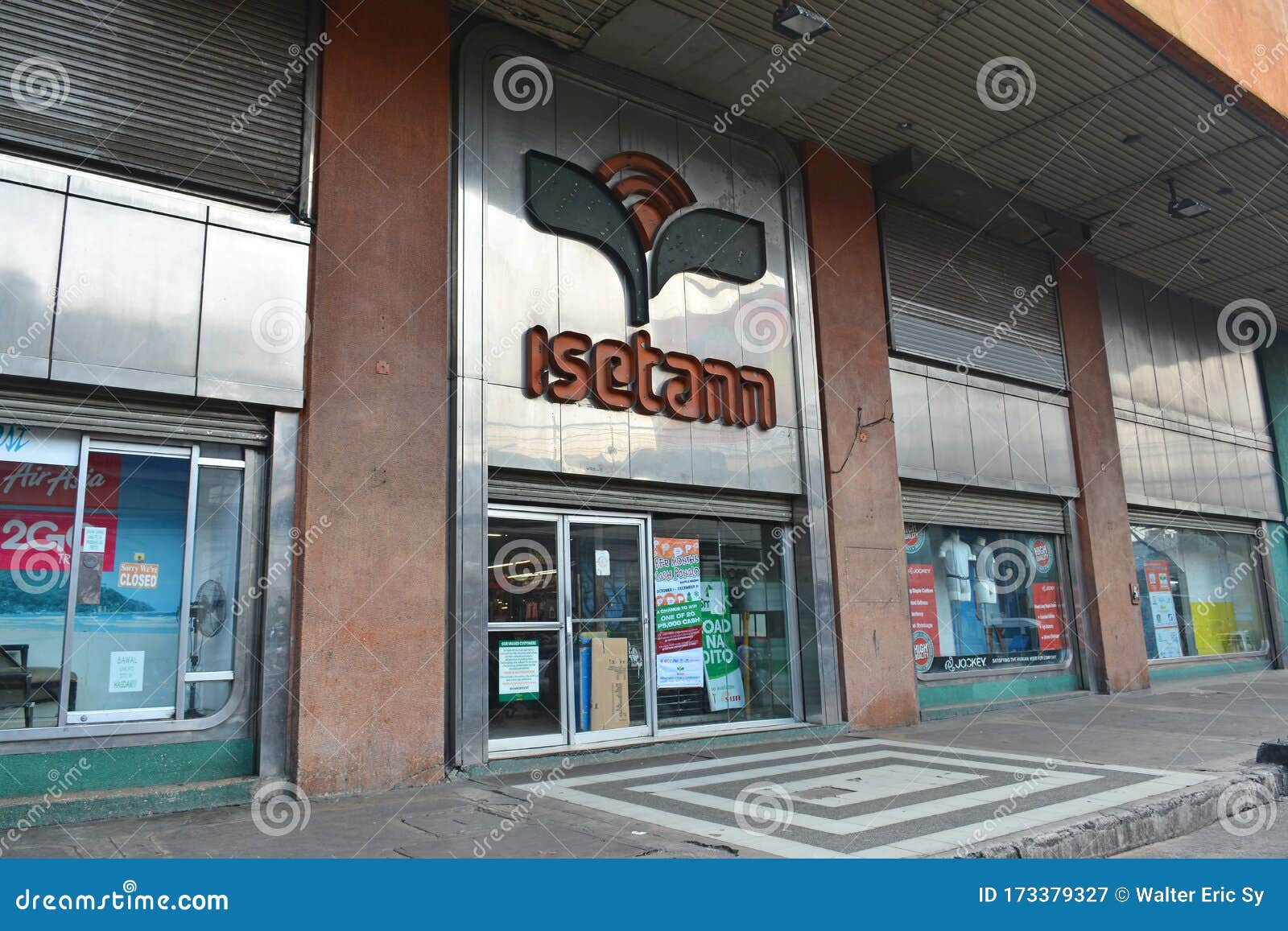Isetann Mall Facade in Manila, Philippines Editorial Photography ...