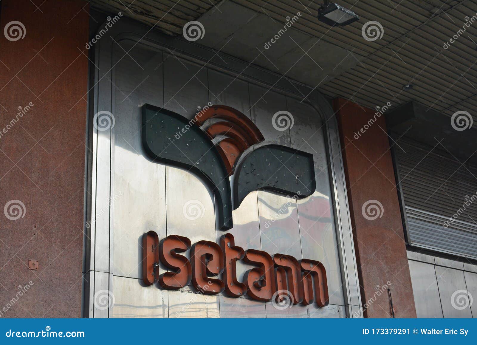 Isetann Mall Facade Signage in Manila, Philippines Editorial Photo ...