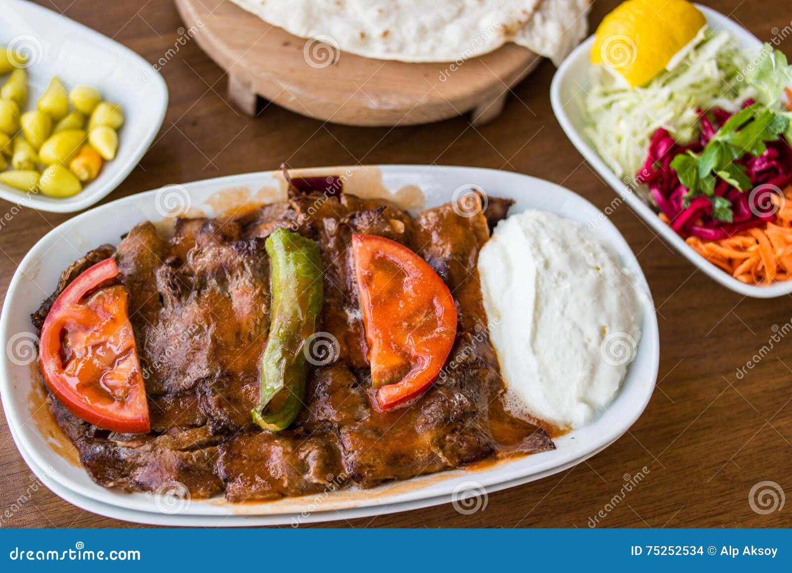 Iskender/comida Tradicional Turca Foto de archivo - Imagen de pimienta ...