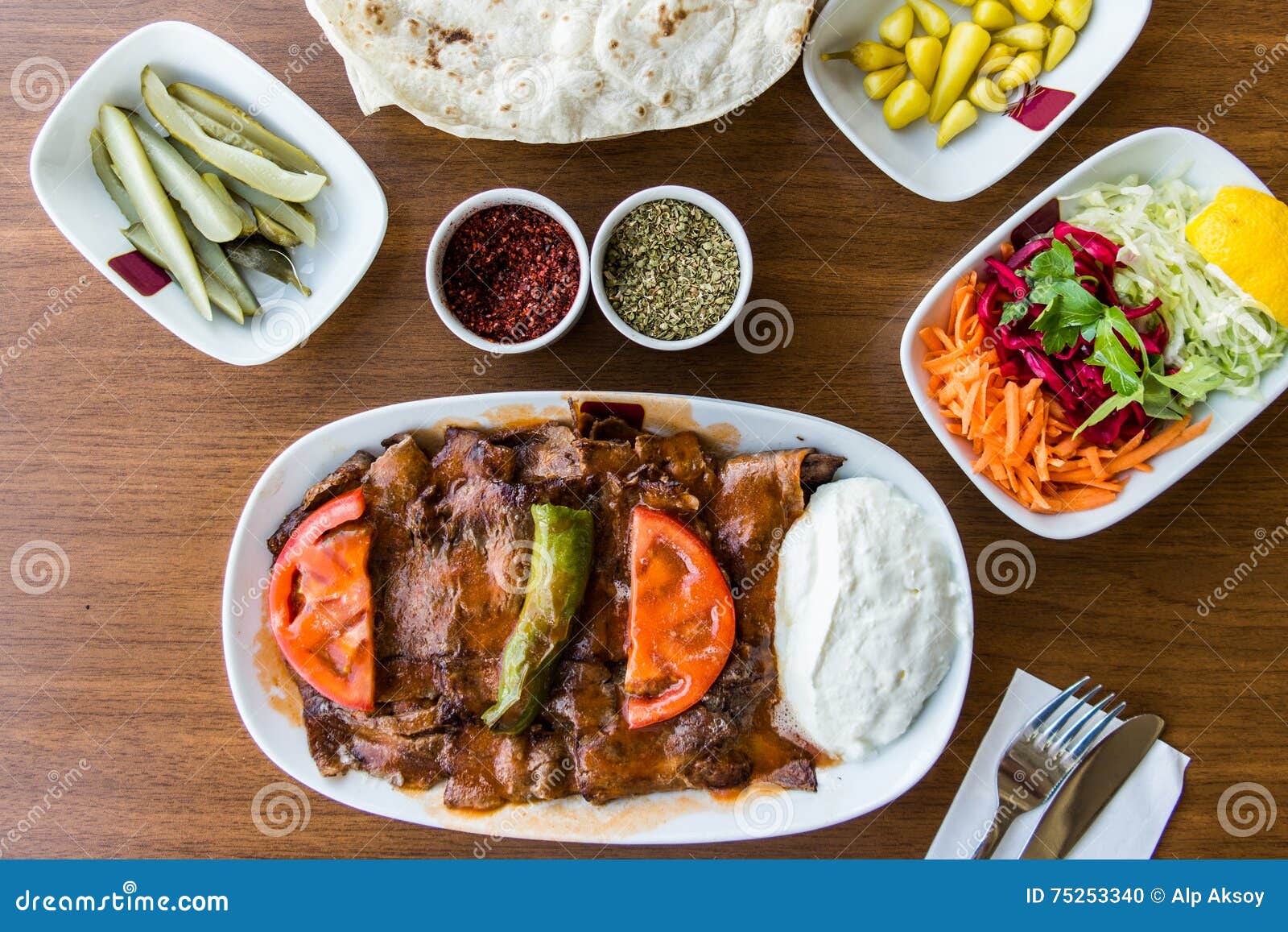 Iskender/comida Tradicional Turca Foto de archivo - Imagen de cena ...