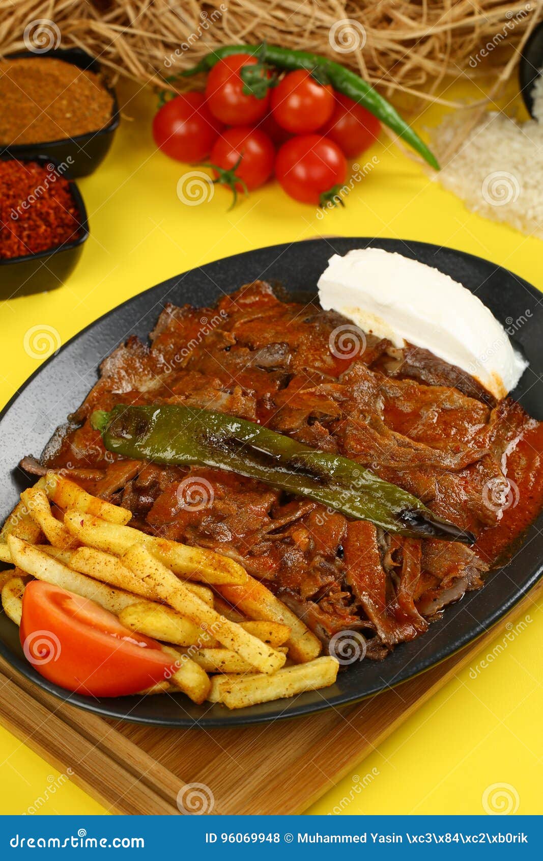 Iskender/comida Tradicional Turca Foto de archivo - Imagen de adornado ...