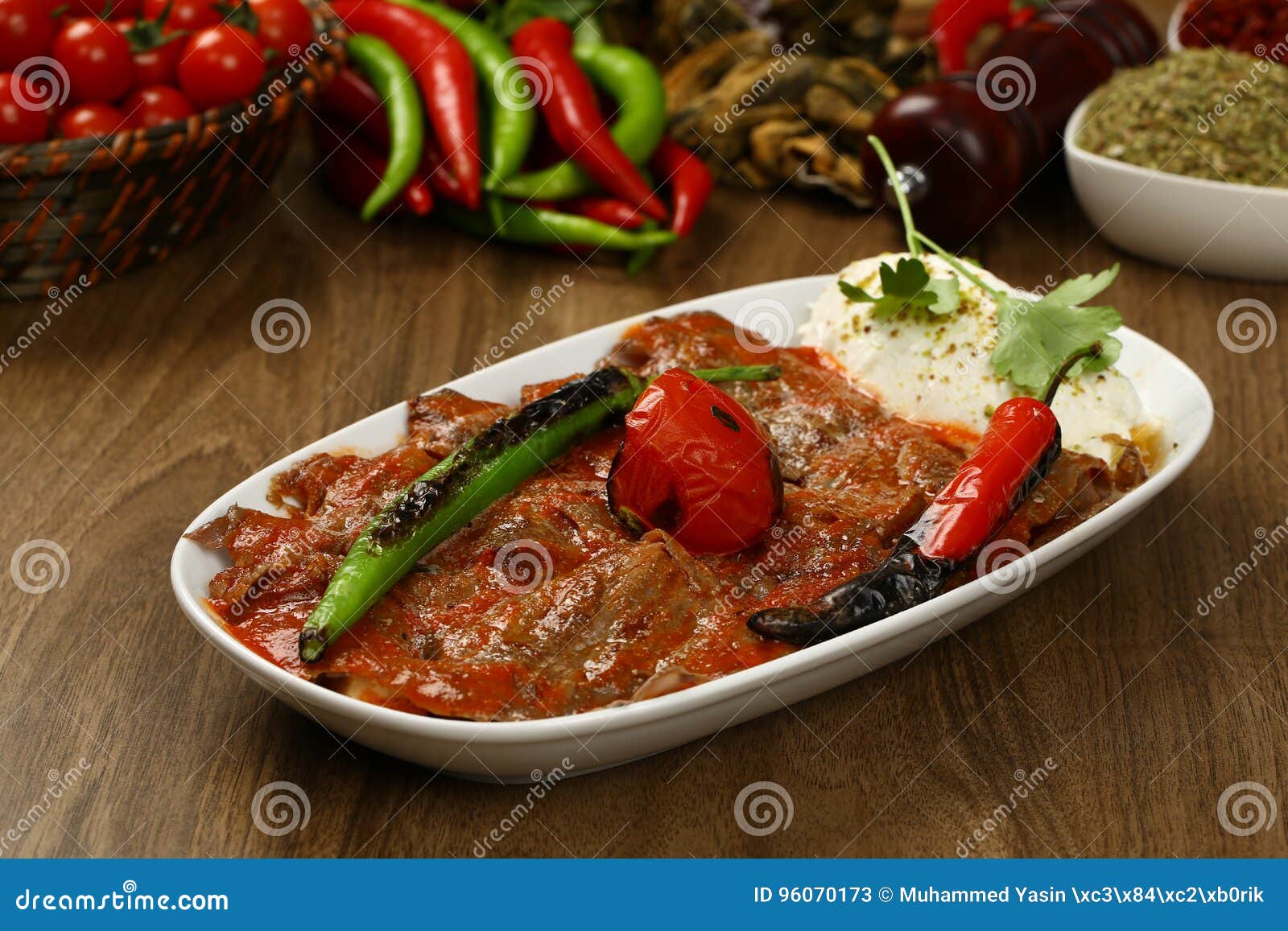 Iskender/comida Tradicional Turca Imagen de archivo - Imagen de crema ...