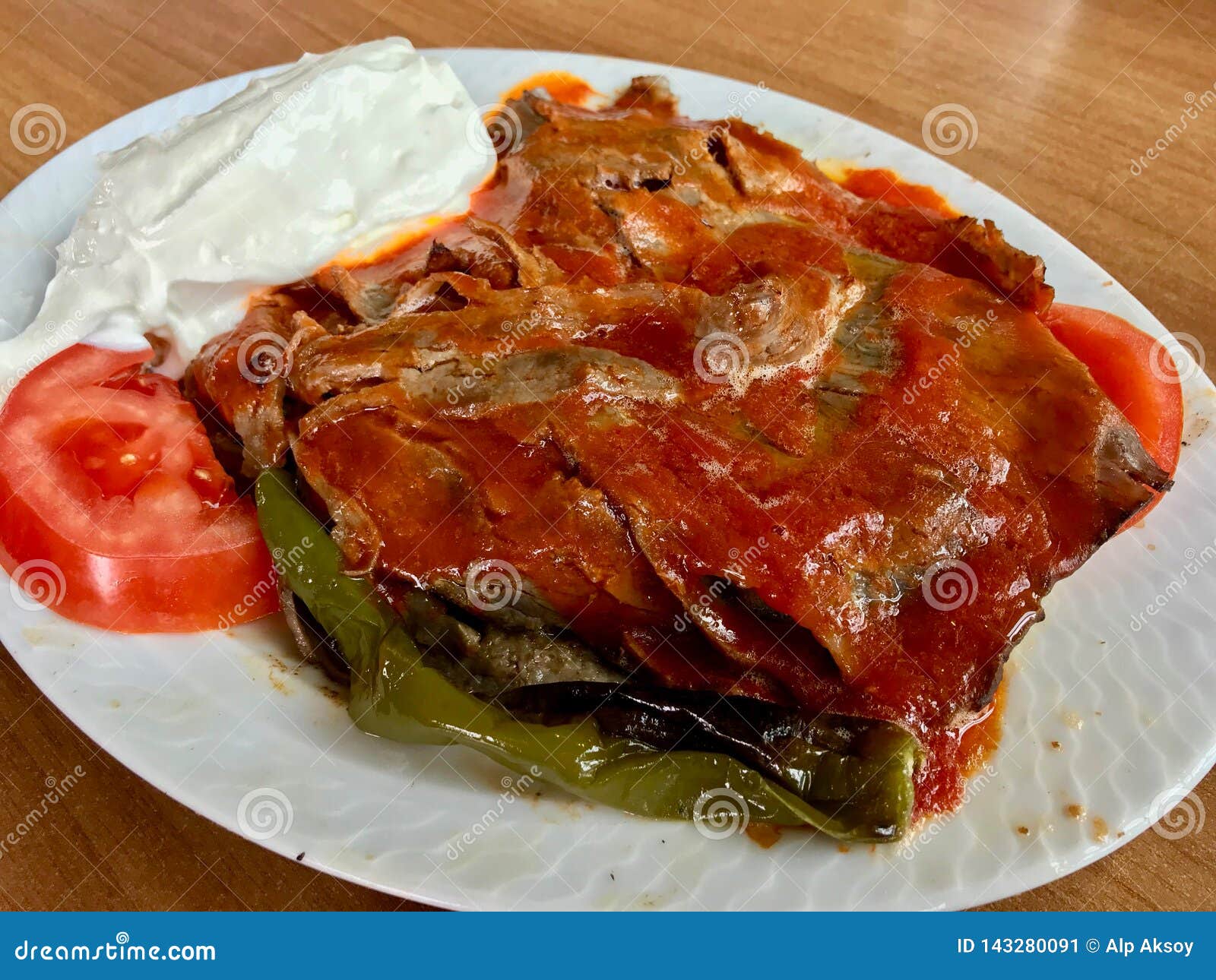 Iskender Doner/comida Tradicional Turca Con El Yogur/el Yogur Imagen de ...