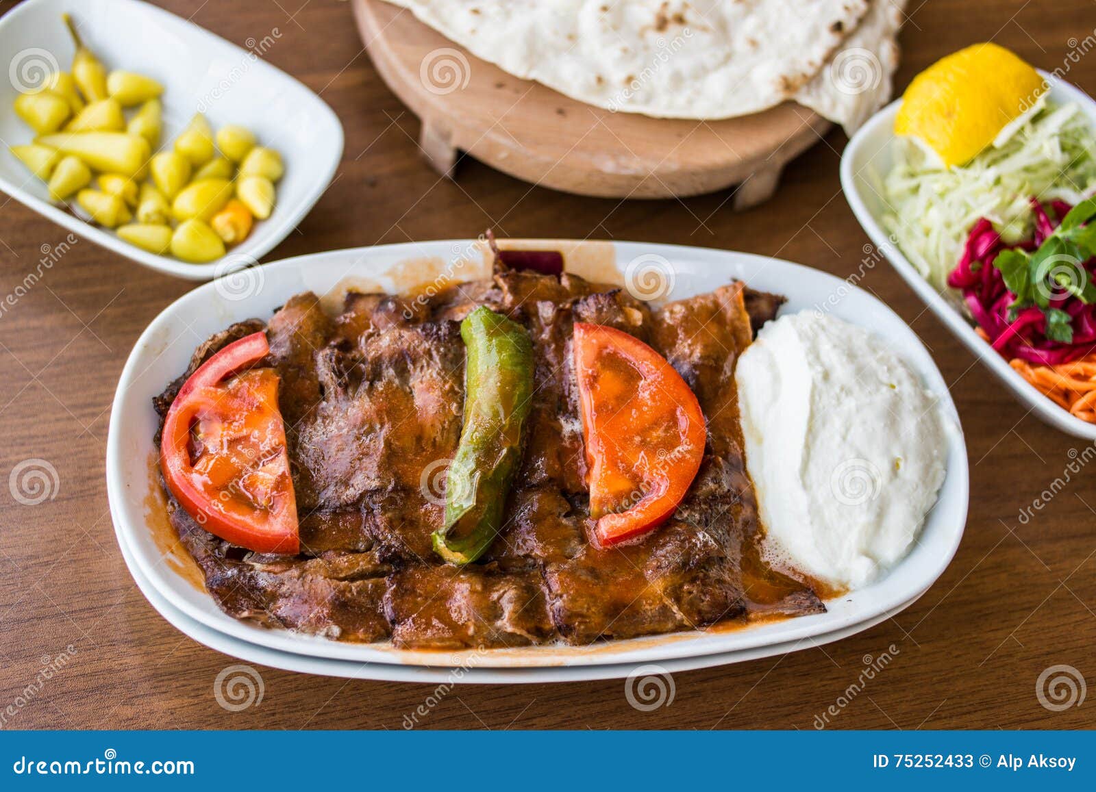 Iskender/nourriture Traditionnelle Turque Image stock - Image du plaque ...