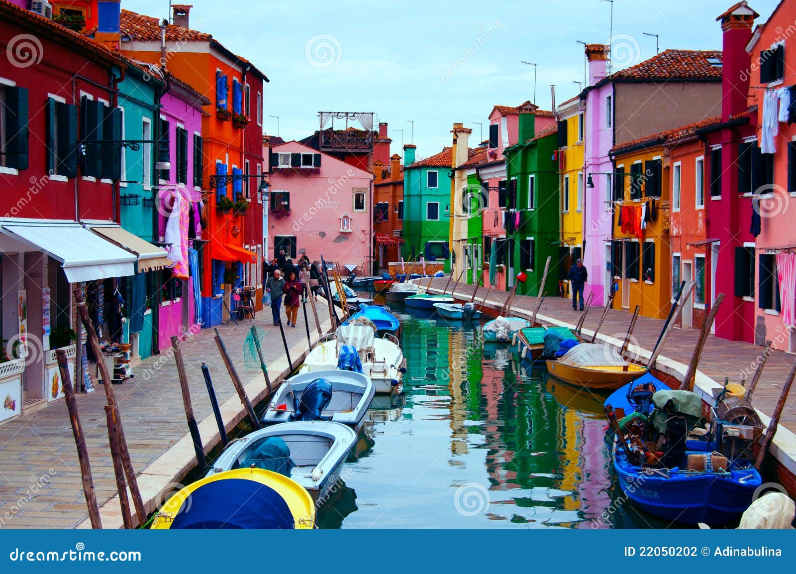 Isla de Burano/de Venecia fotografía editorial. Imagen de colores ...
