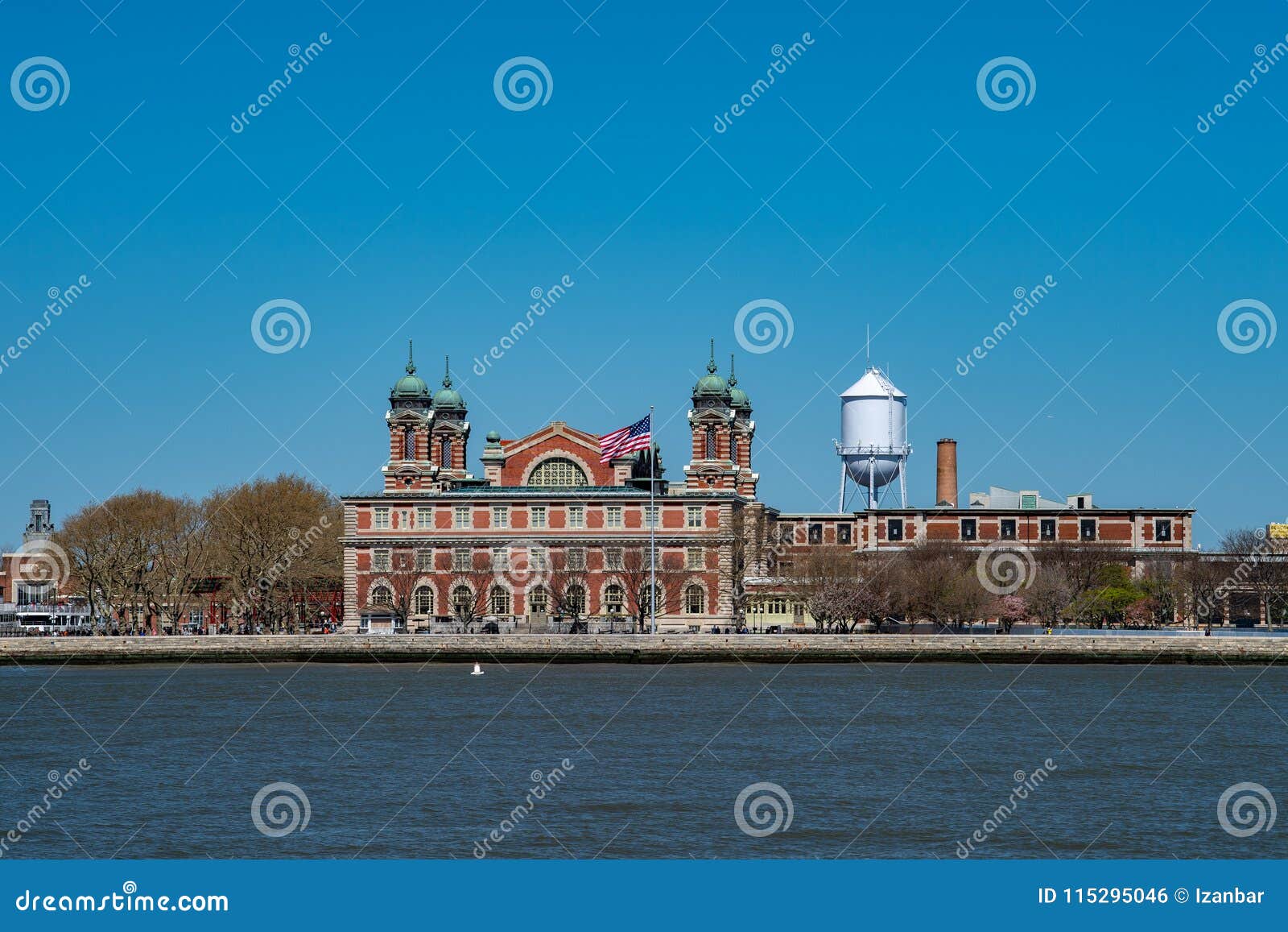 Isla De Ellis Que Construye Nueva York Foto de archivo - Imagen de ...