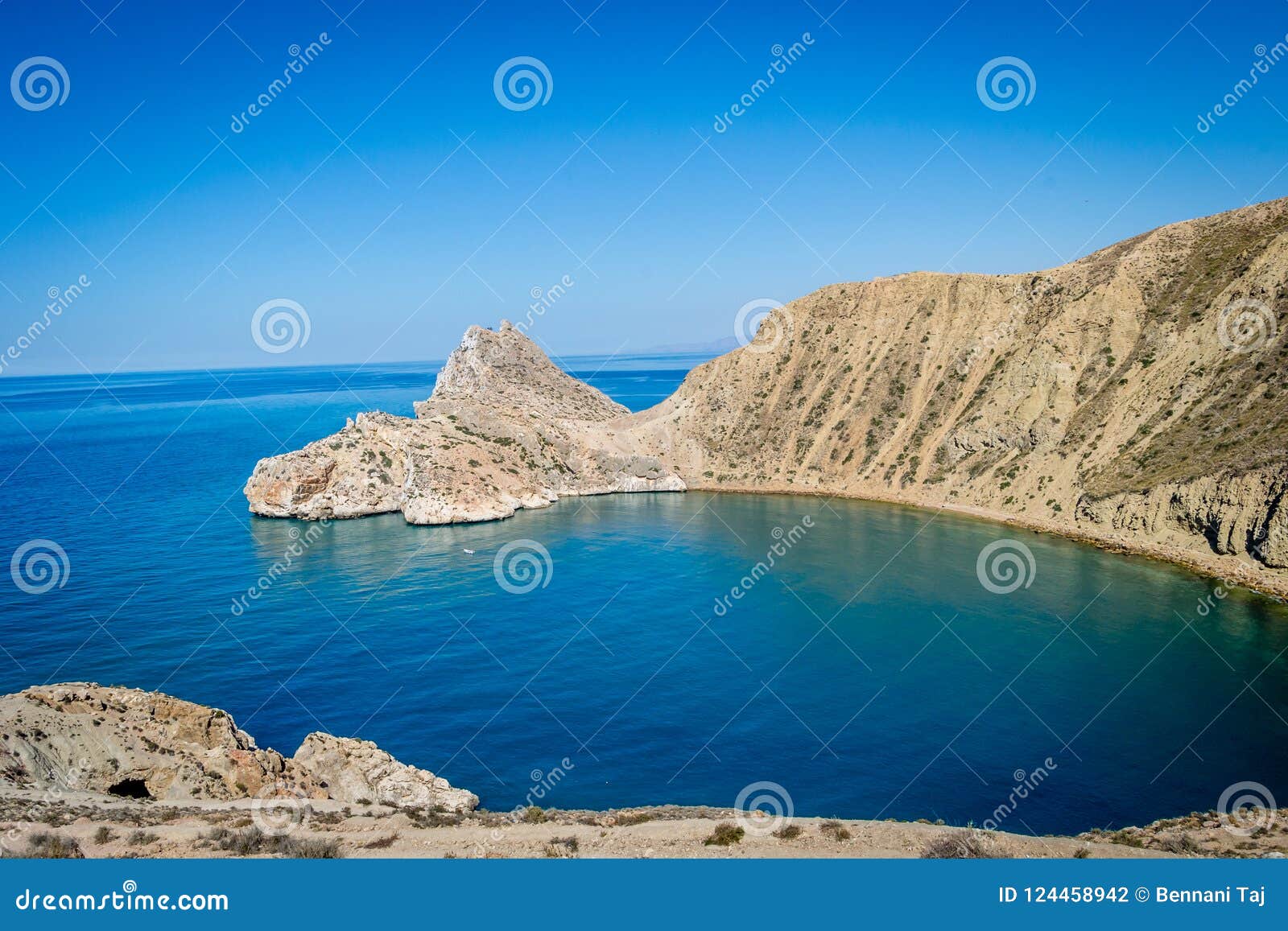 Isla De Jebha Y Ondas Y Rocas Foto de archivo - Imagen de islas ...