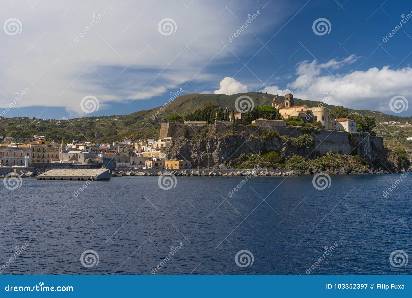 Isla de Lipari imagen de archivo. Imagen de marina, italia - 103352397