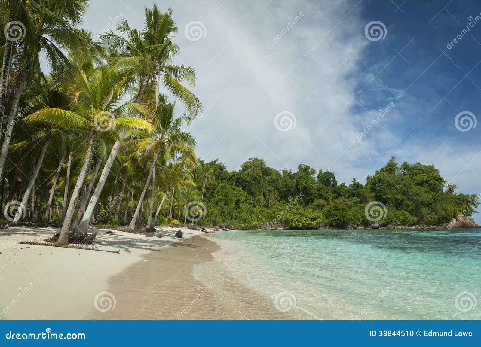 Isla de Potil, Indonesia foto de archivo. Imagen de recorrido - 38844510