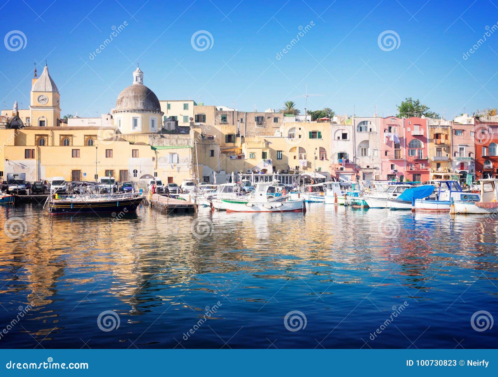 Isla de Procida, Italia imagen de archivo. Imagen de marina - 100730823