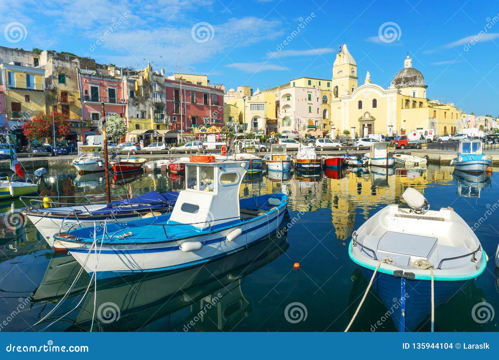 Isla de Procida de Italia foto de archivo. Imagen de cielo - 135944104