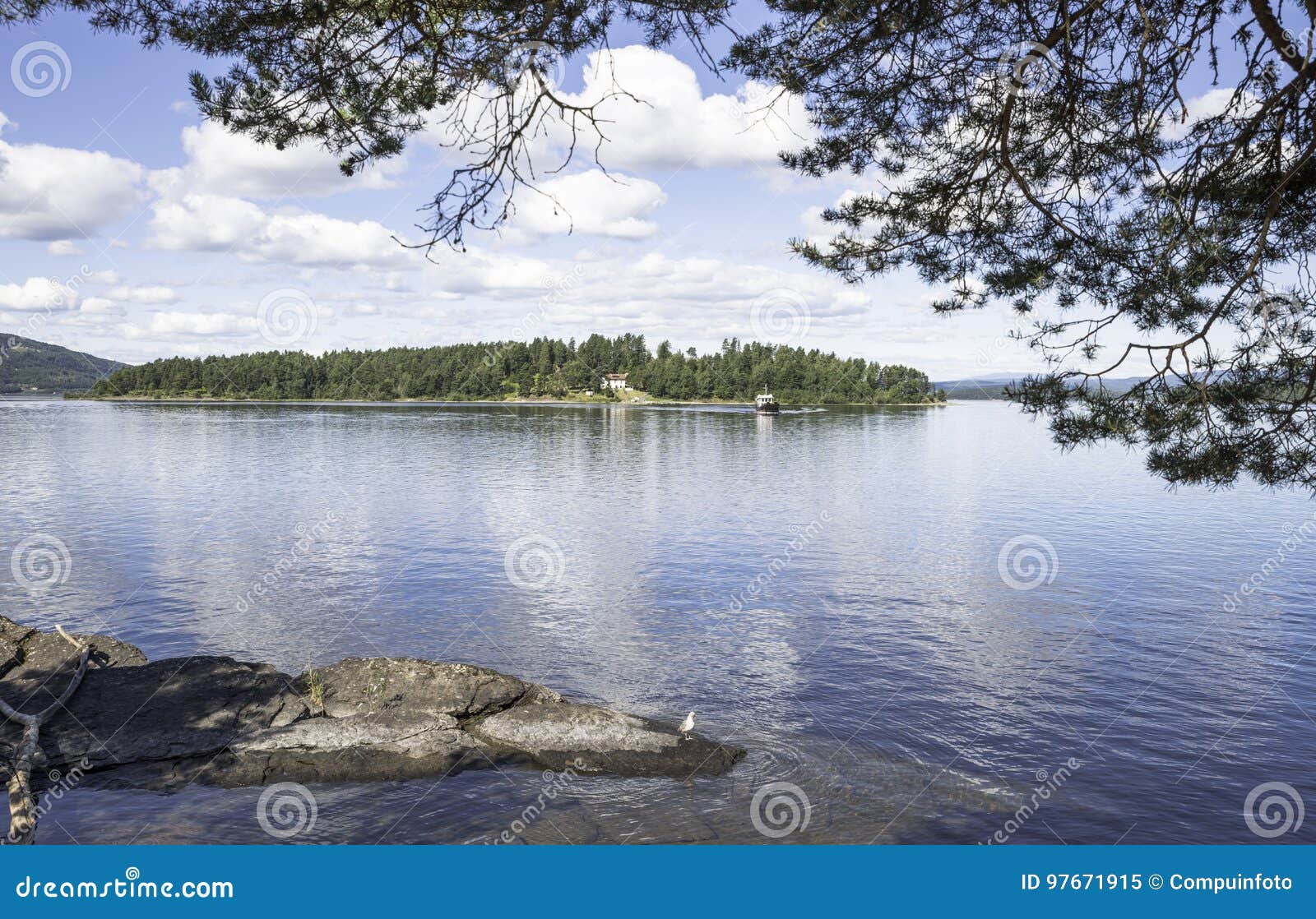Isla de Utoya en Noruega imagen de archivo. Imagen de noruega - 97671915