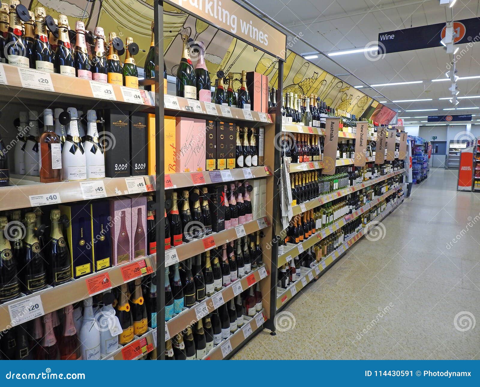 Isla Del Alcohol Del Vino Del Supermercado Foto editorial - Imagen de ...