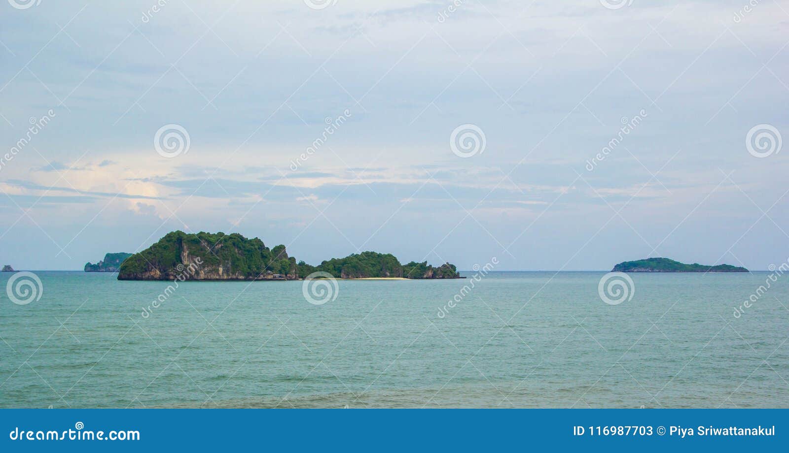 Isla en el mar imagen de archivo. Imagen de onda, verano - 116987703