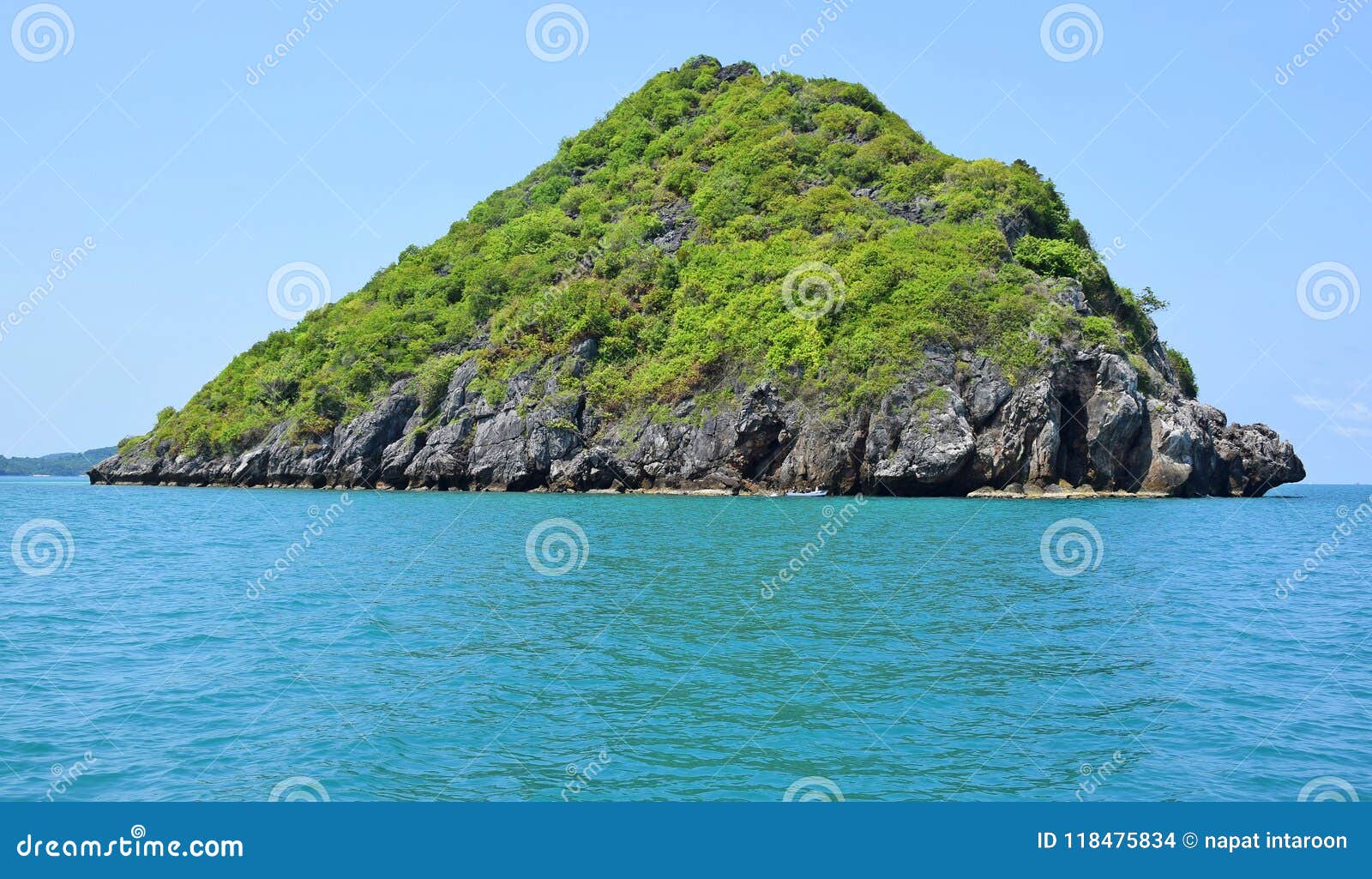 Isla en el mar foto de archivo. Imagen de orilla, tailandia - 118475834